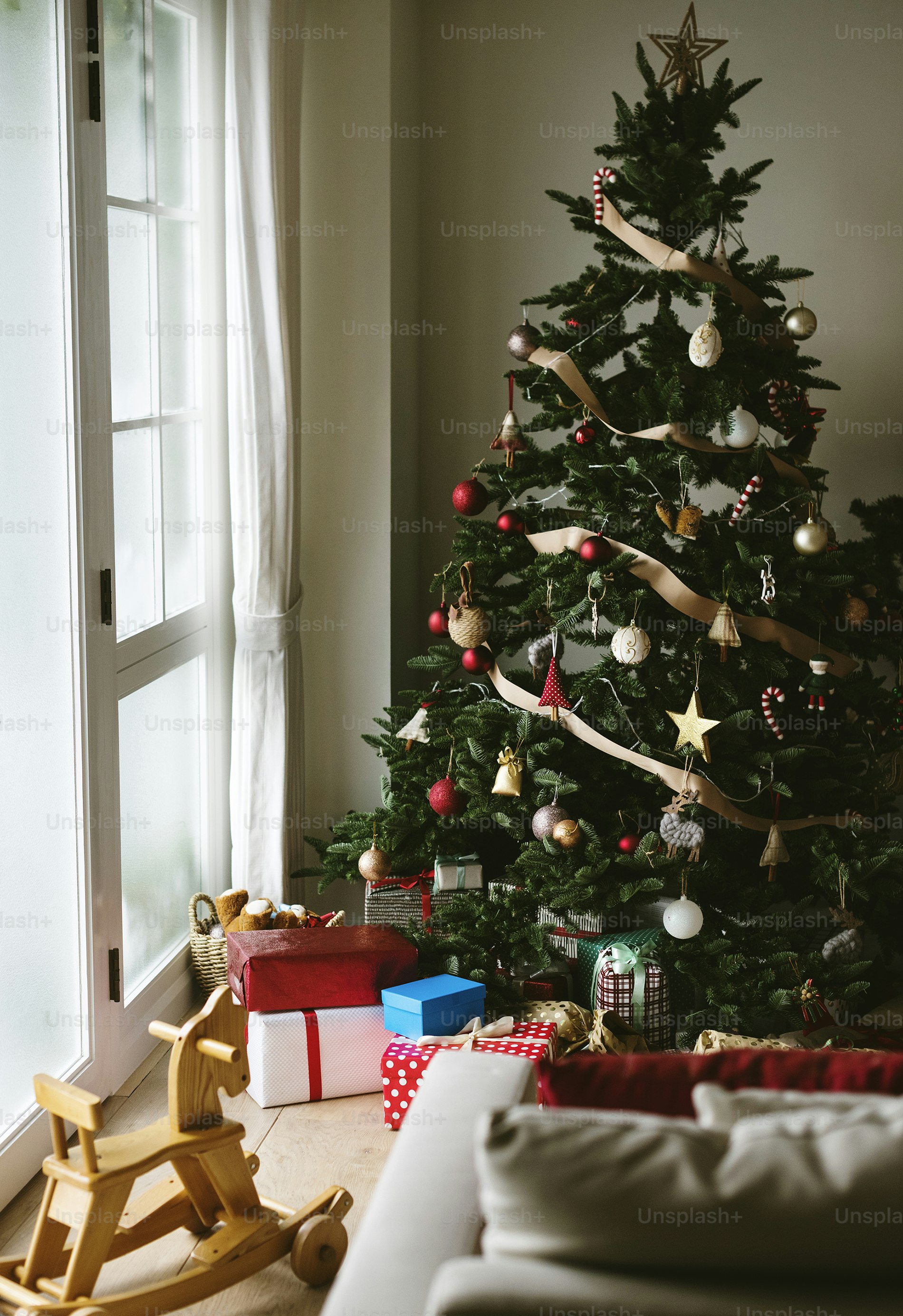 Un sapin de Noël décoré dans le salon photo – Image de Noël sur Unsplash
