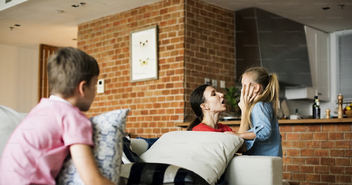 Madre Consolando A Su Hija Y A Su Hijo Sentados En El Sofá Foto