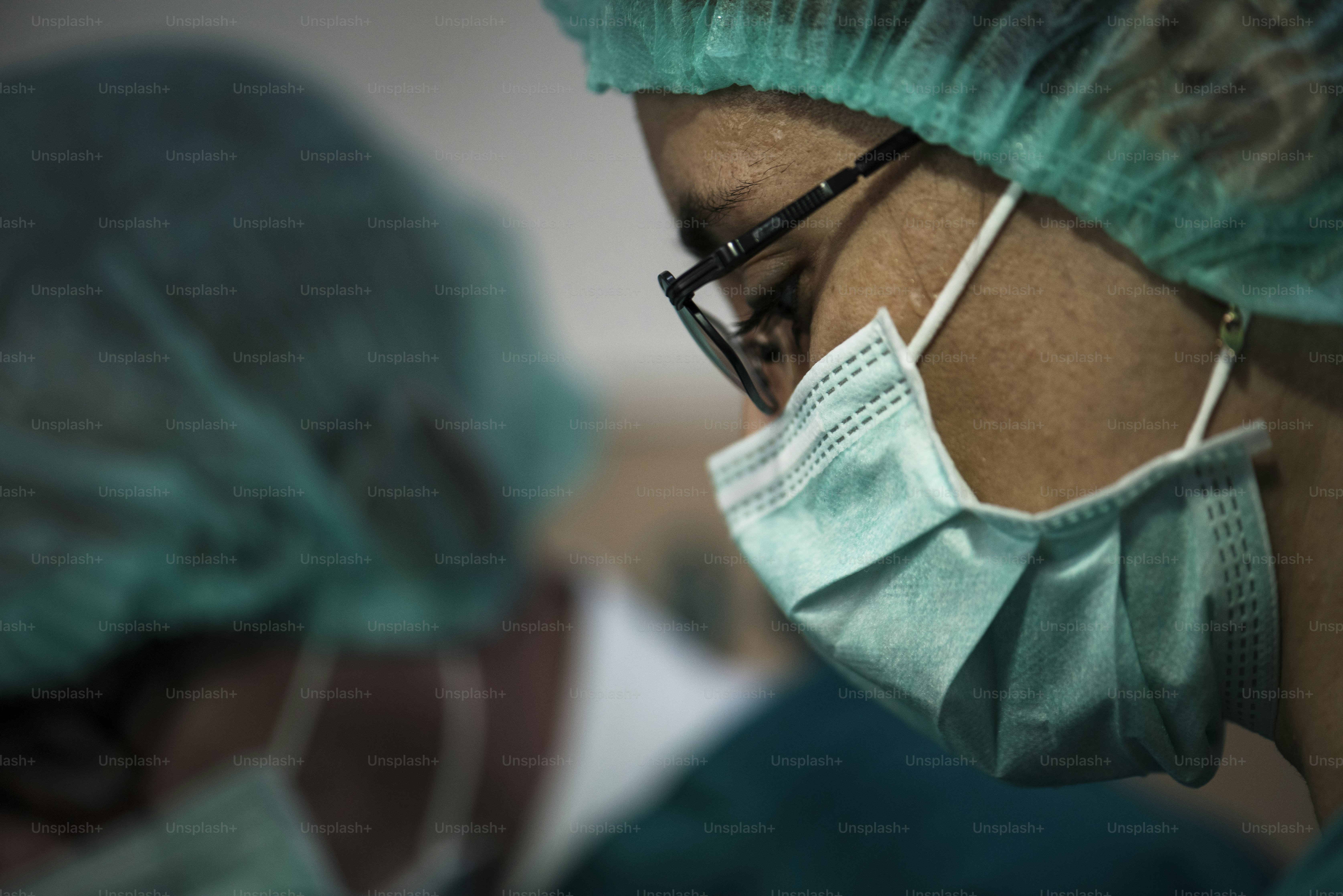 Doctors preparing for an operation photo – People Image on Unsplash