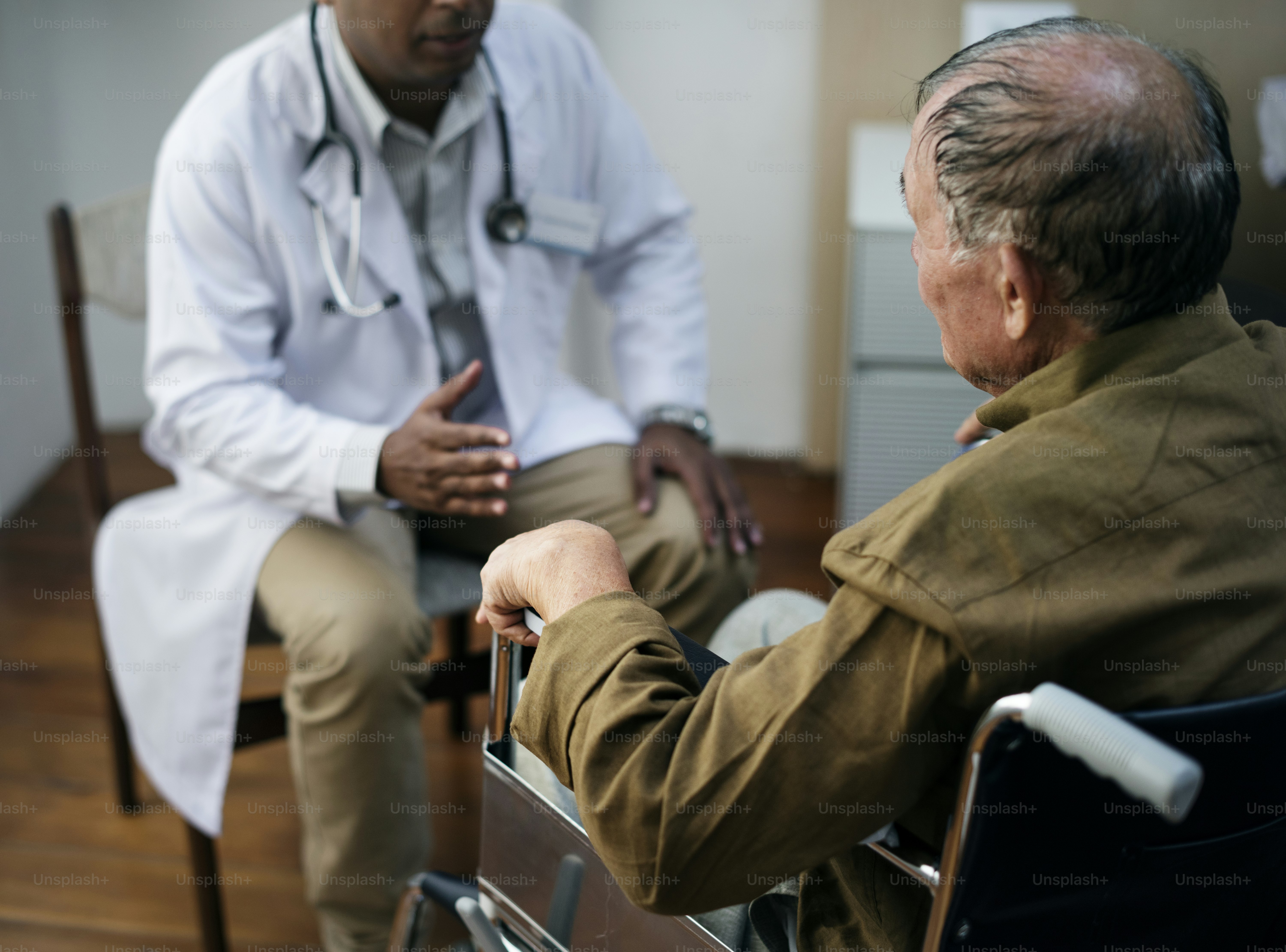 A sick elderly is staying at a hospital photo – Doctor Image on Unsplash