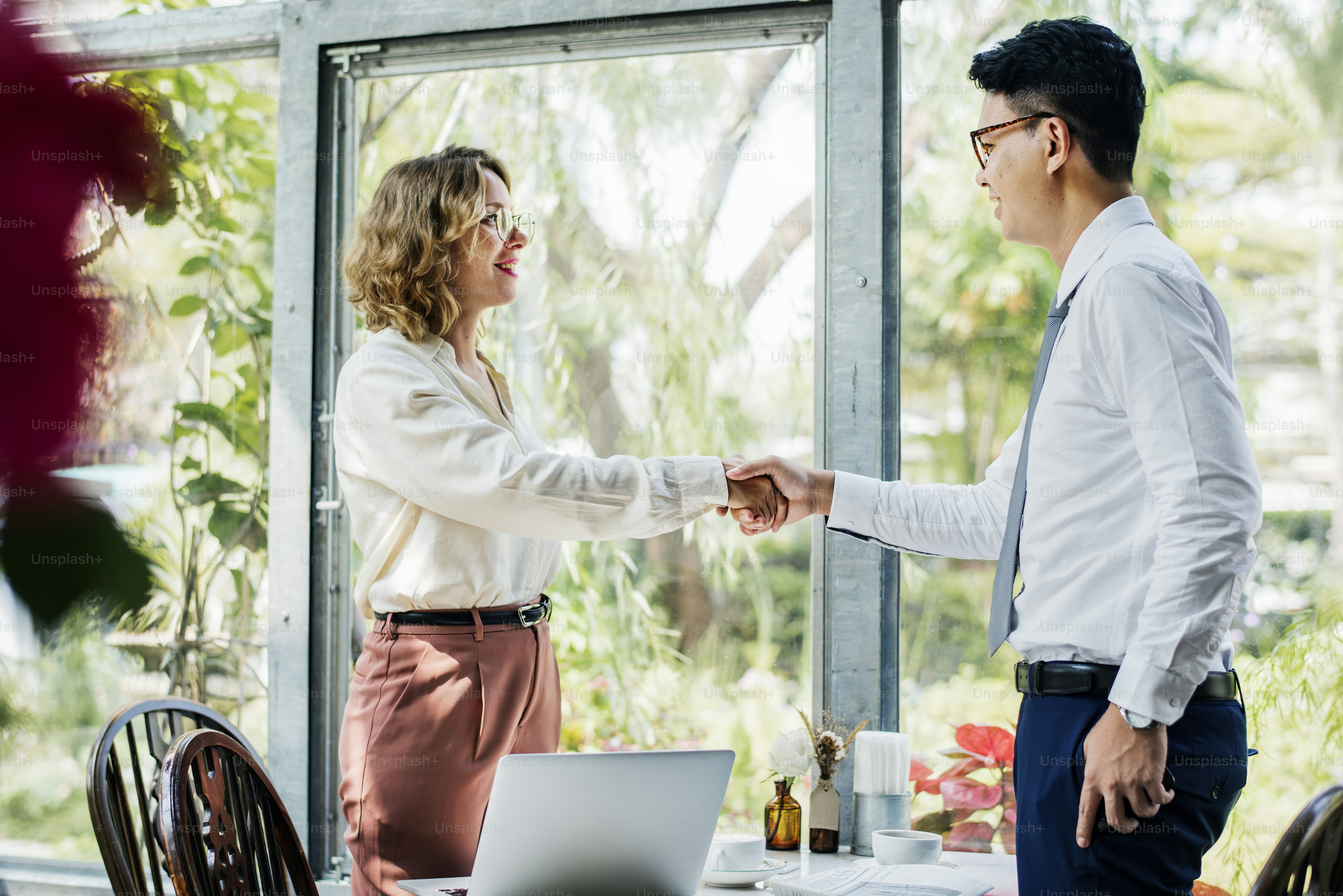 Business people have a meeting photo – Fashionable Image on Unsplash