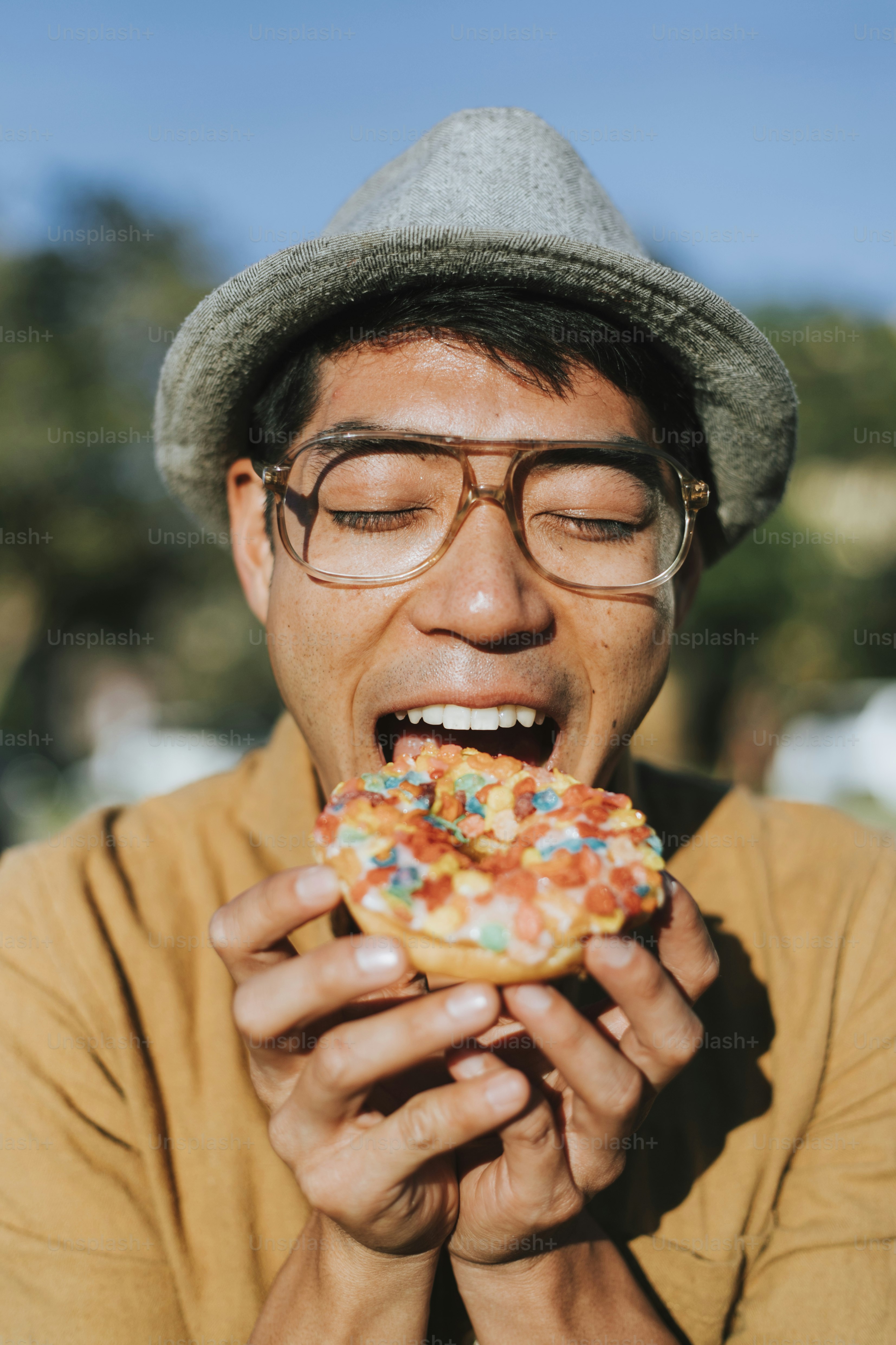 Happy man having a doughnut photo – Food Image on Unsplash