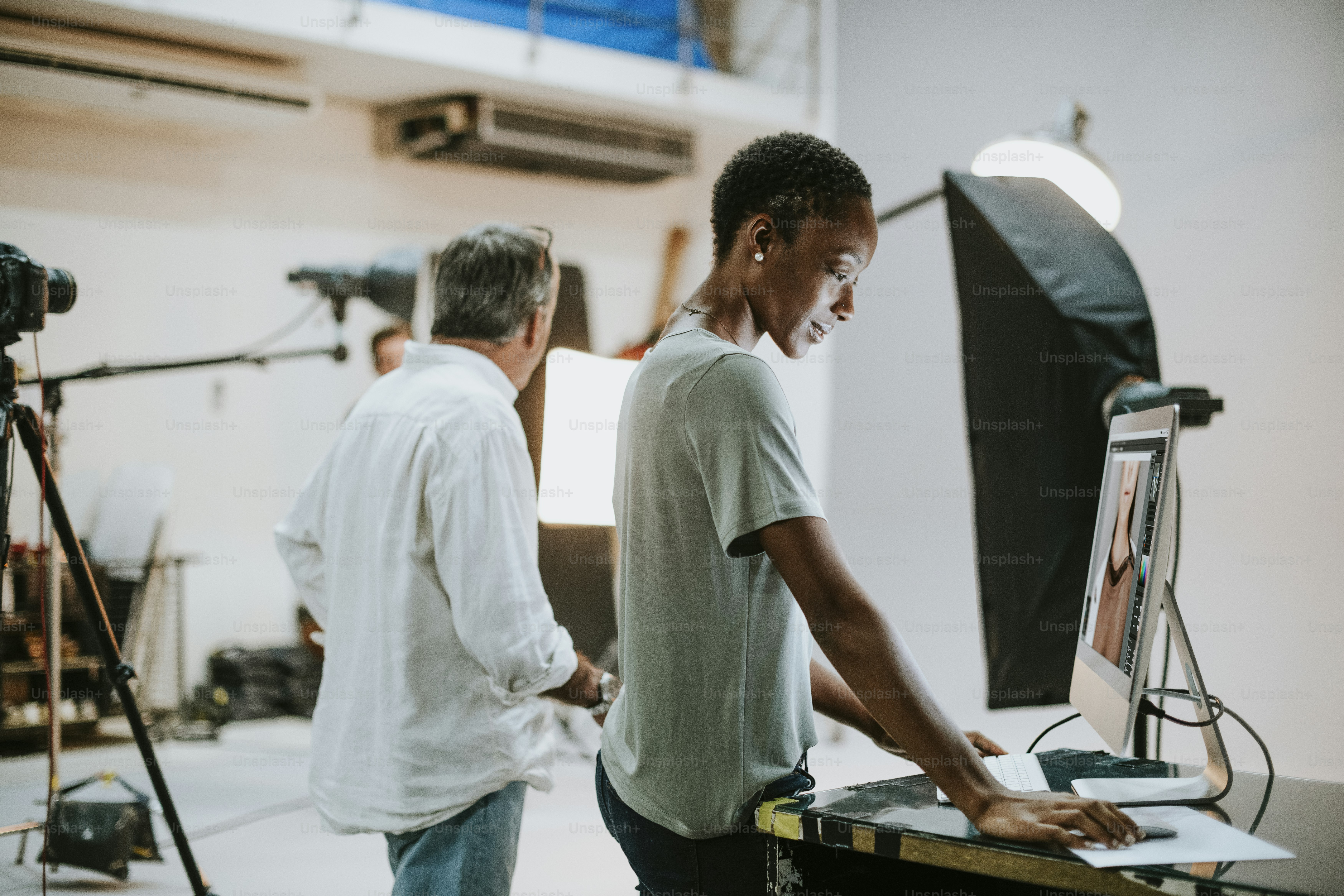 Artists working in a studio photo – Computer Image on Unsplash