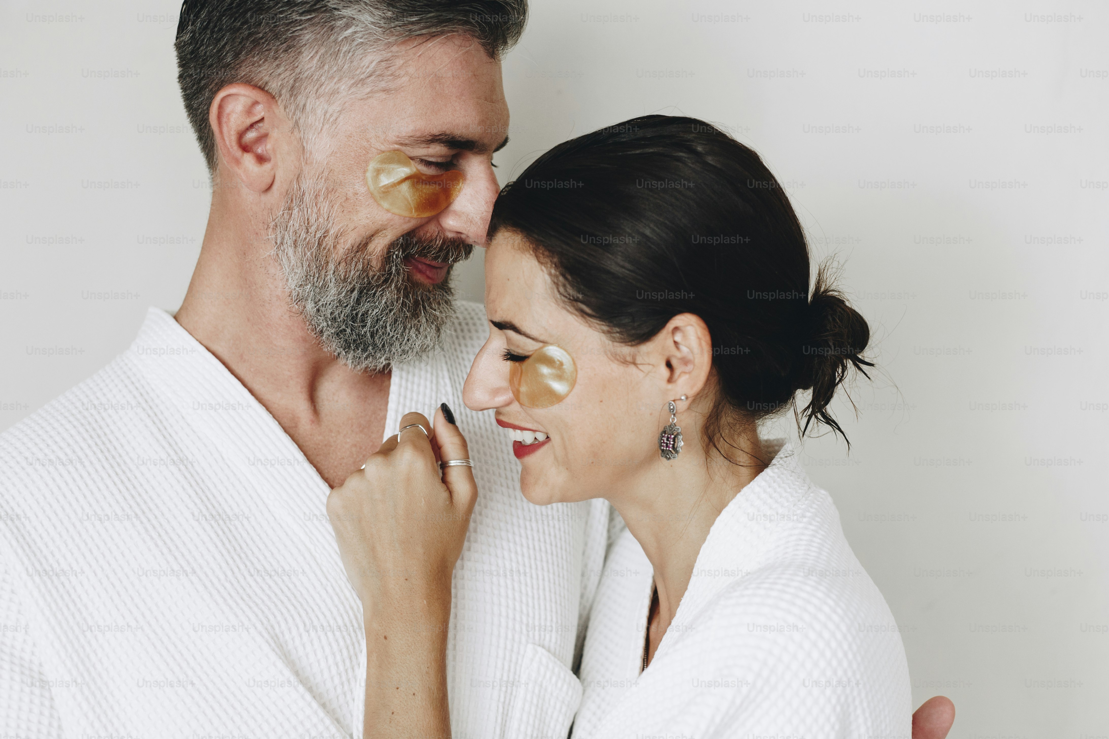 Couple relaxing with golden eye mask treatment photo – Spa Image on ...