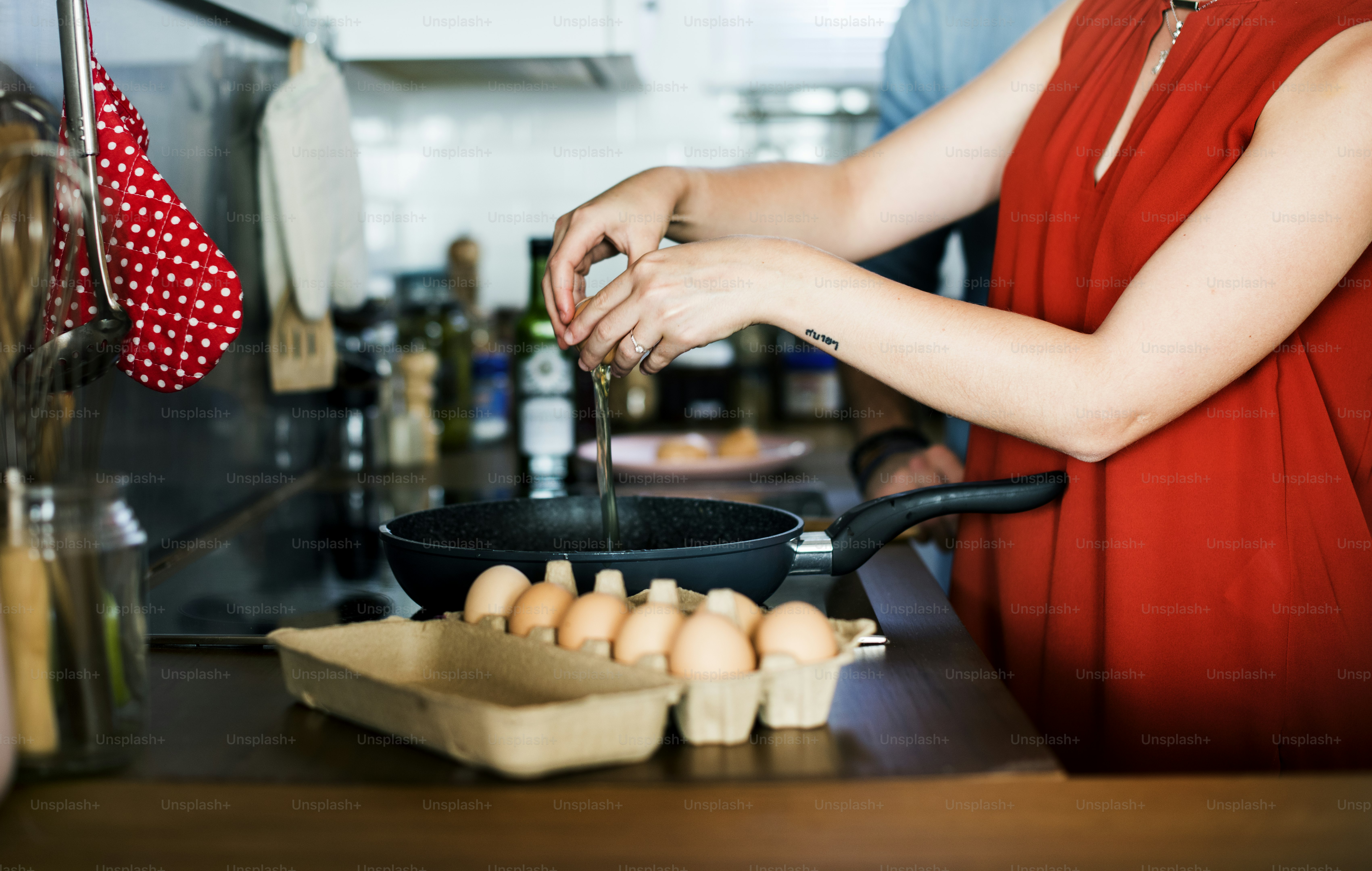 Caucasian woman cooking eggs in the kitchen photo – Adult Image on Unsplash