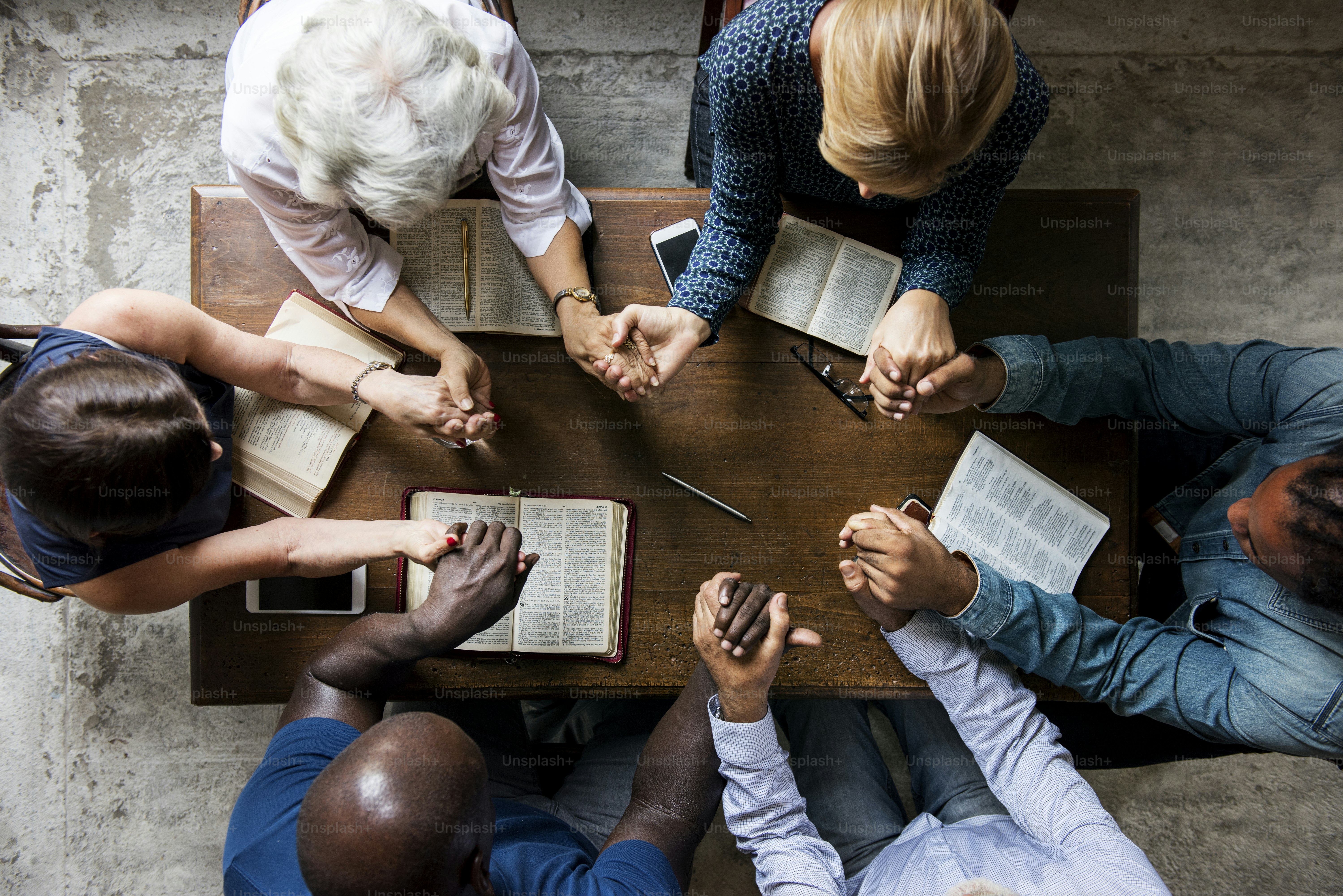 Imagens de Pessoas Orando | Baixe imagens gratuitas na Unsplash