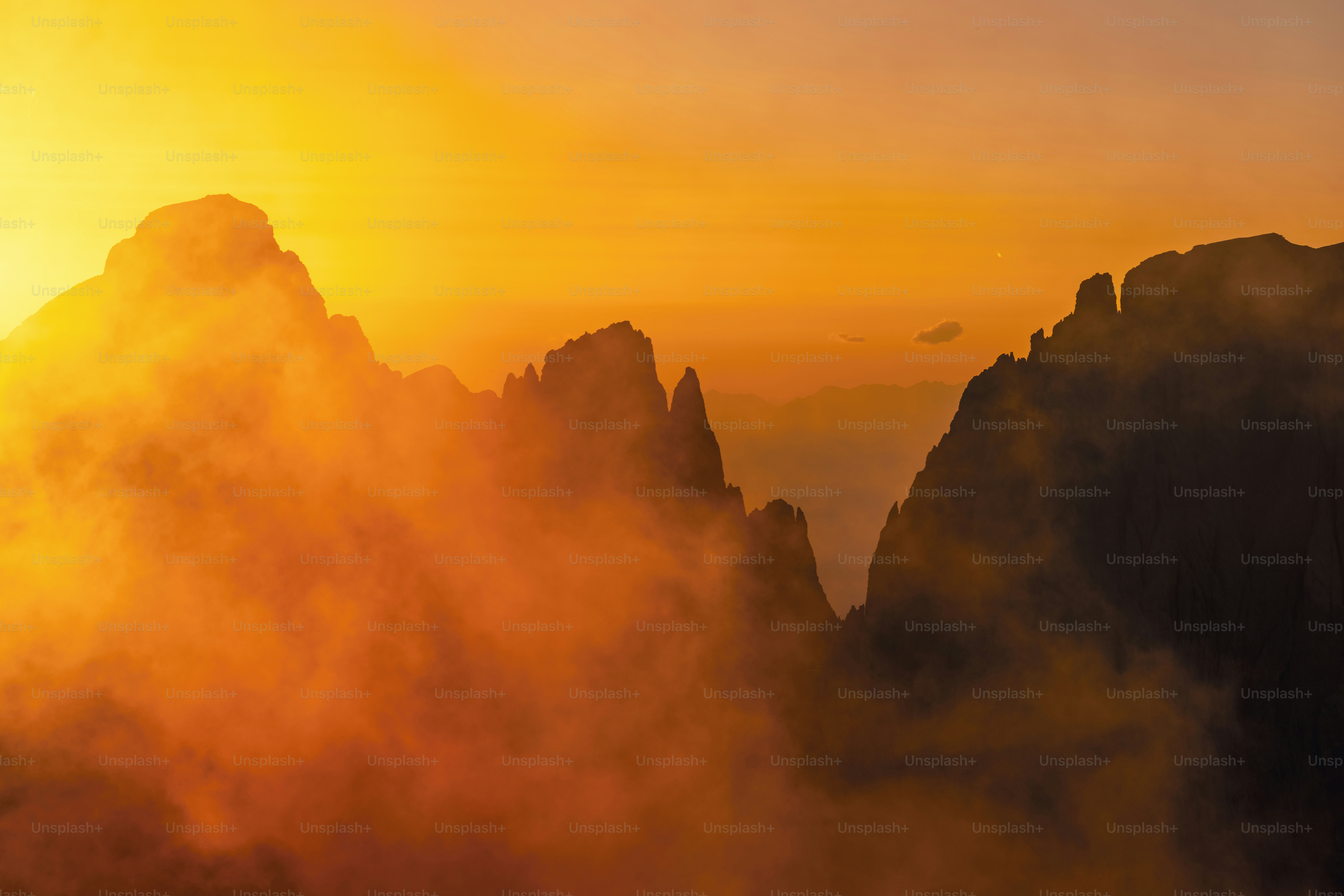 The sun is setting over a mountain range photo – Nature Image on Unsplash