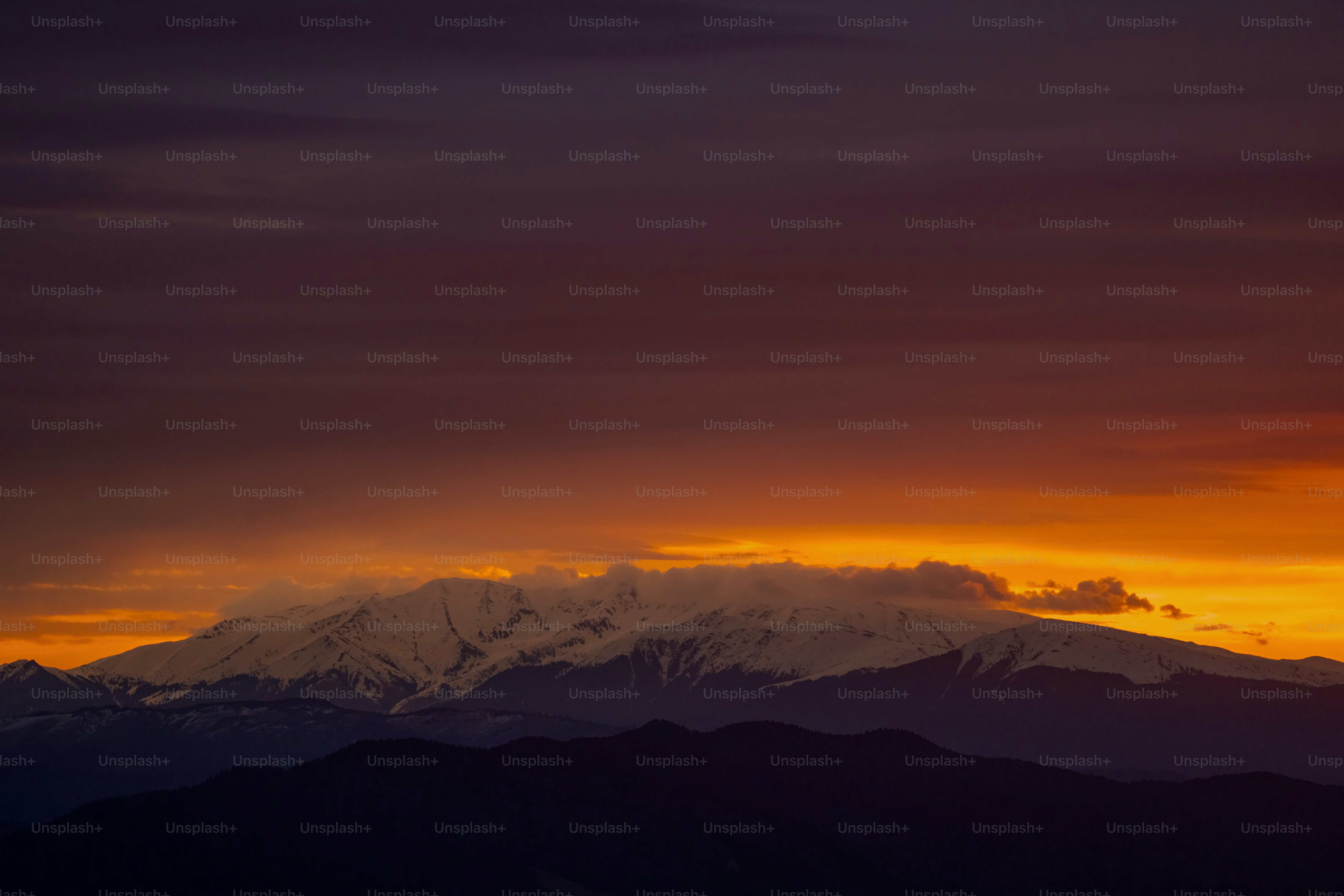 The sun is setting over a mountain range photo – Nature Image on Unsplash