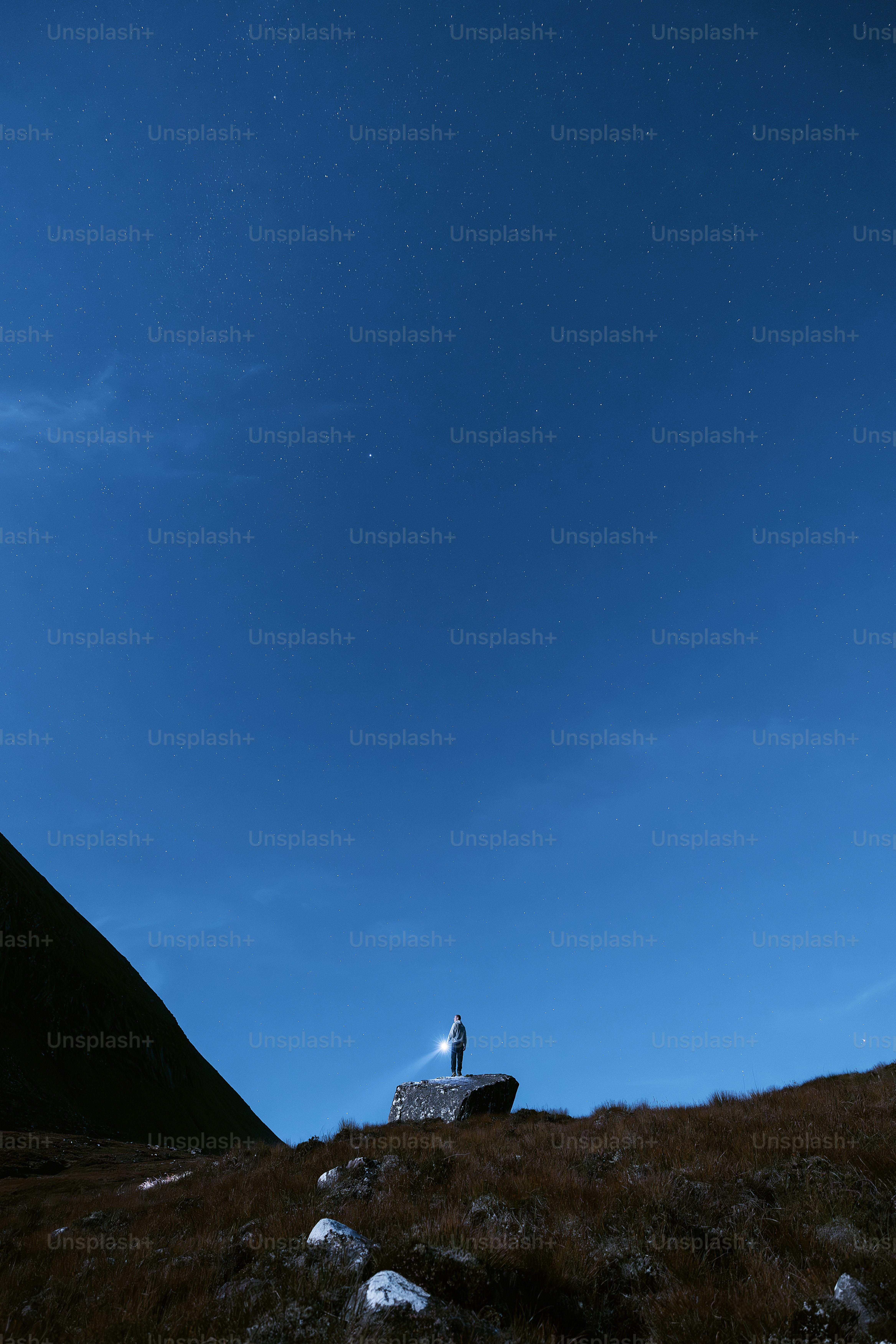 Un homme debout au sommet d’une montagne au coucher du soleil photo ...