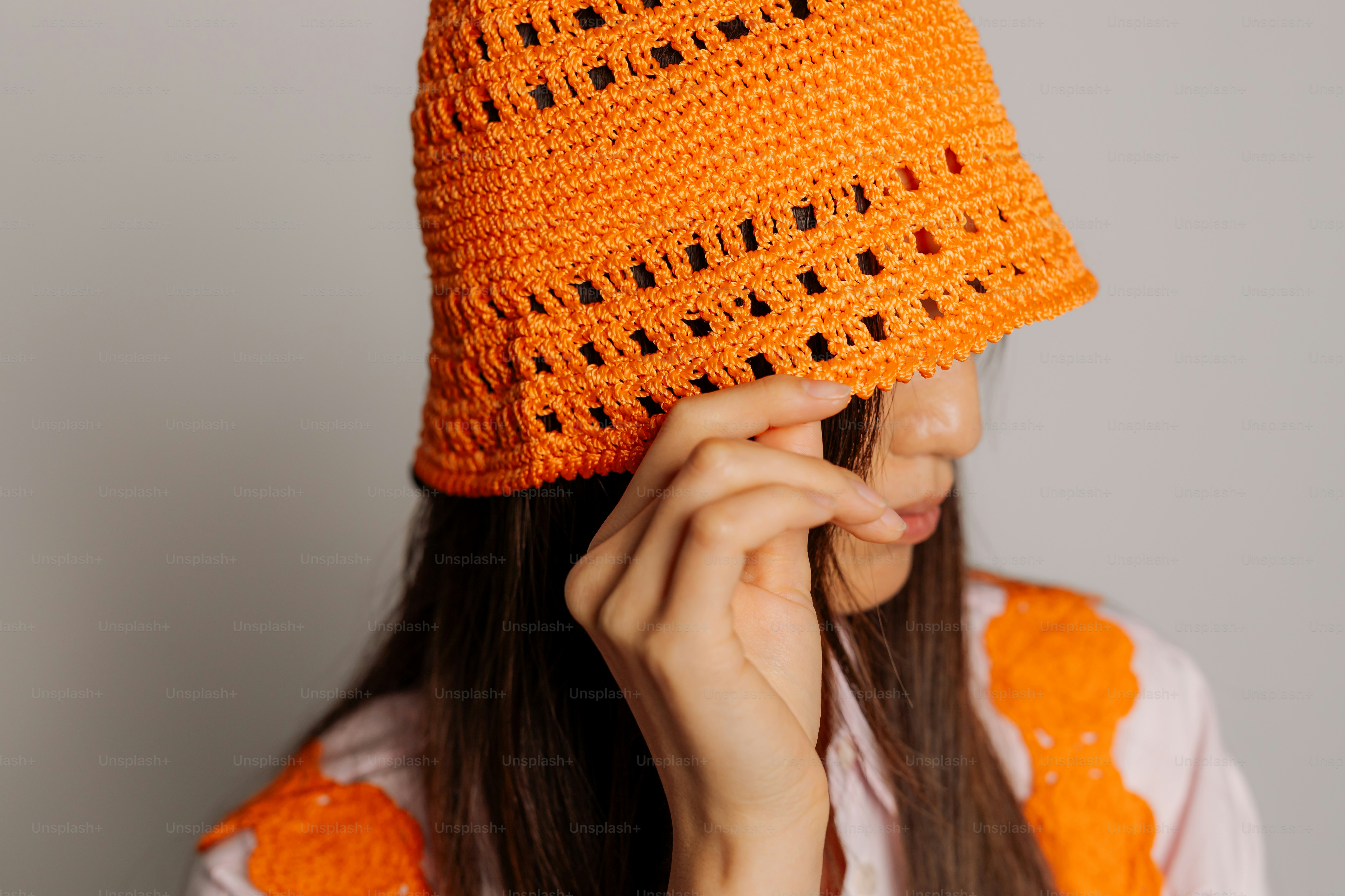 Uma mulher em um top de crochê posa para uma foto foto – Imagem sobre ...