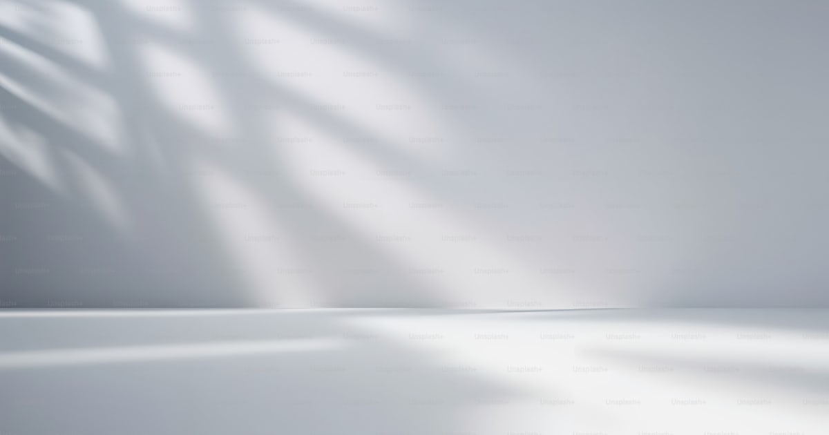 미니멀리즘 추상 밝은 회색 배경은 벽의 창문에서 빛과 복잡한 그림자로 제품 프레젠테이션을 제공합니다 사진 Unsplash의