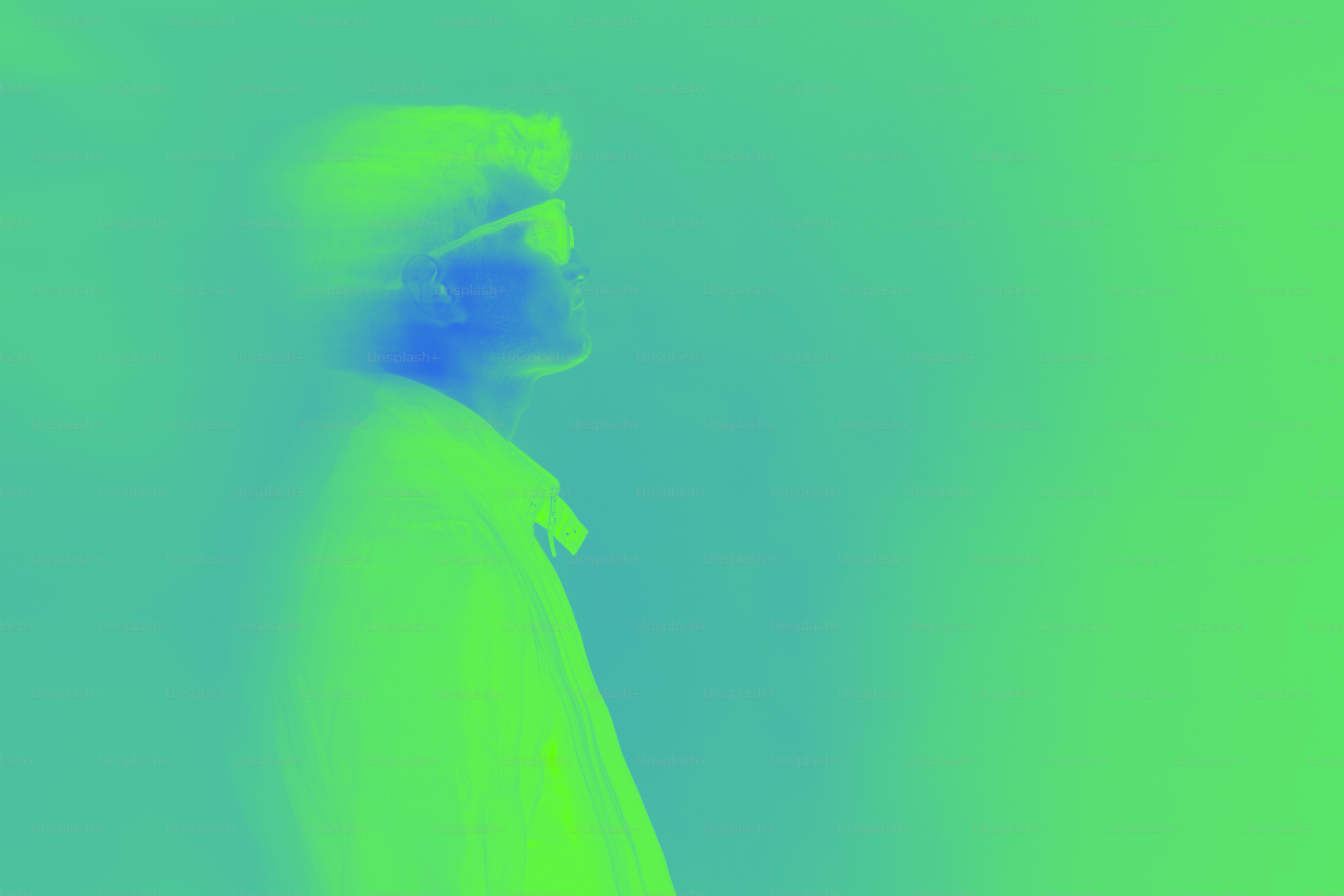 A blurry image of a man in a hat photo – Energy Image on Unsplash