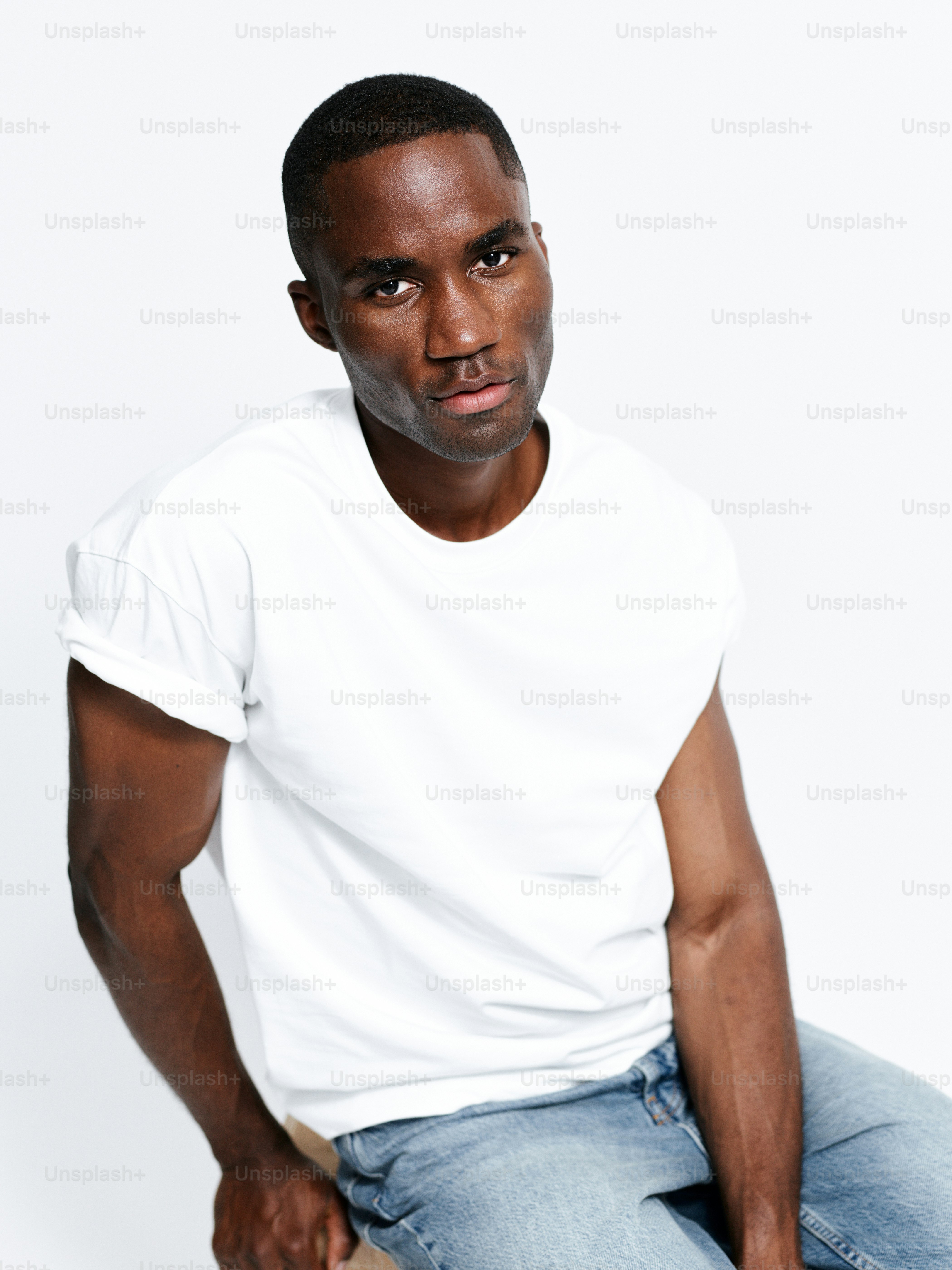 Un uomo in camicia di jeans e pantaloncini posa per una foto foto ...