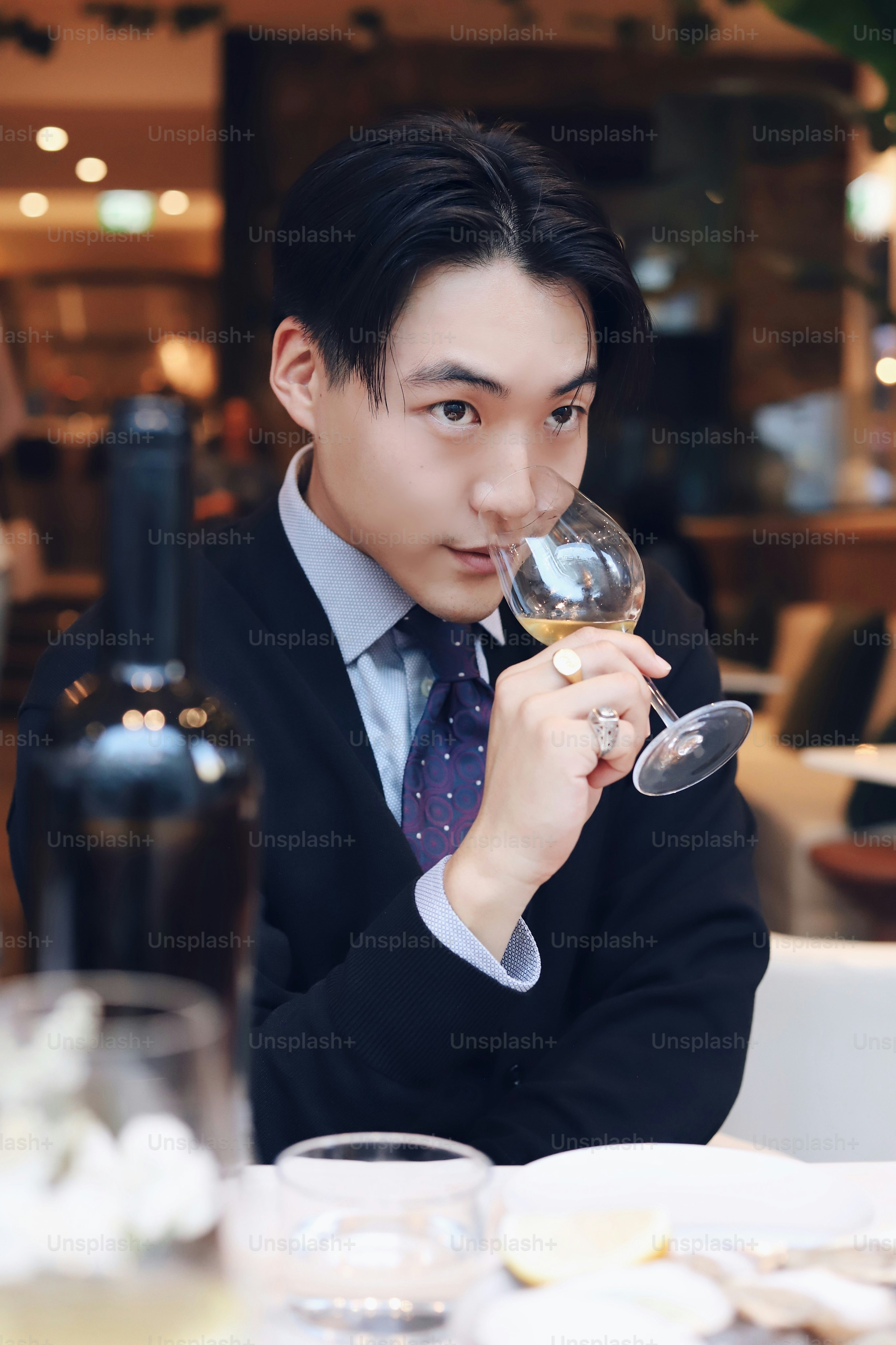 Un hombre sentado a la mesa con una copa de vino foto – Imagen de ...