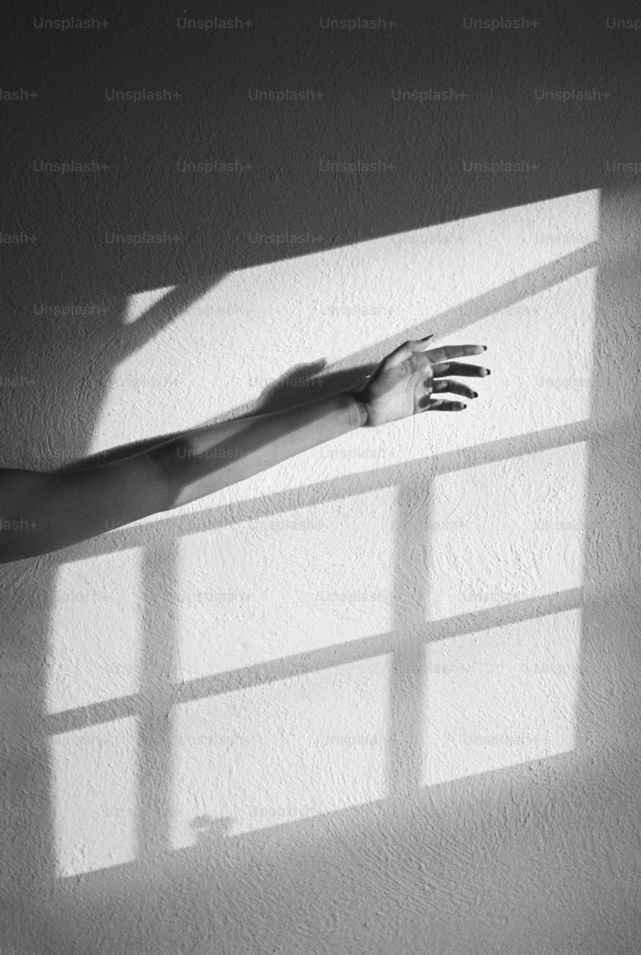 Une personne qui tend la main par la fenêtre photo – Image de ...