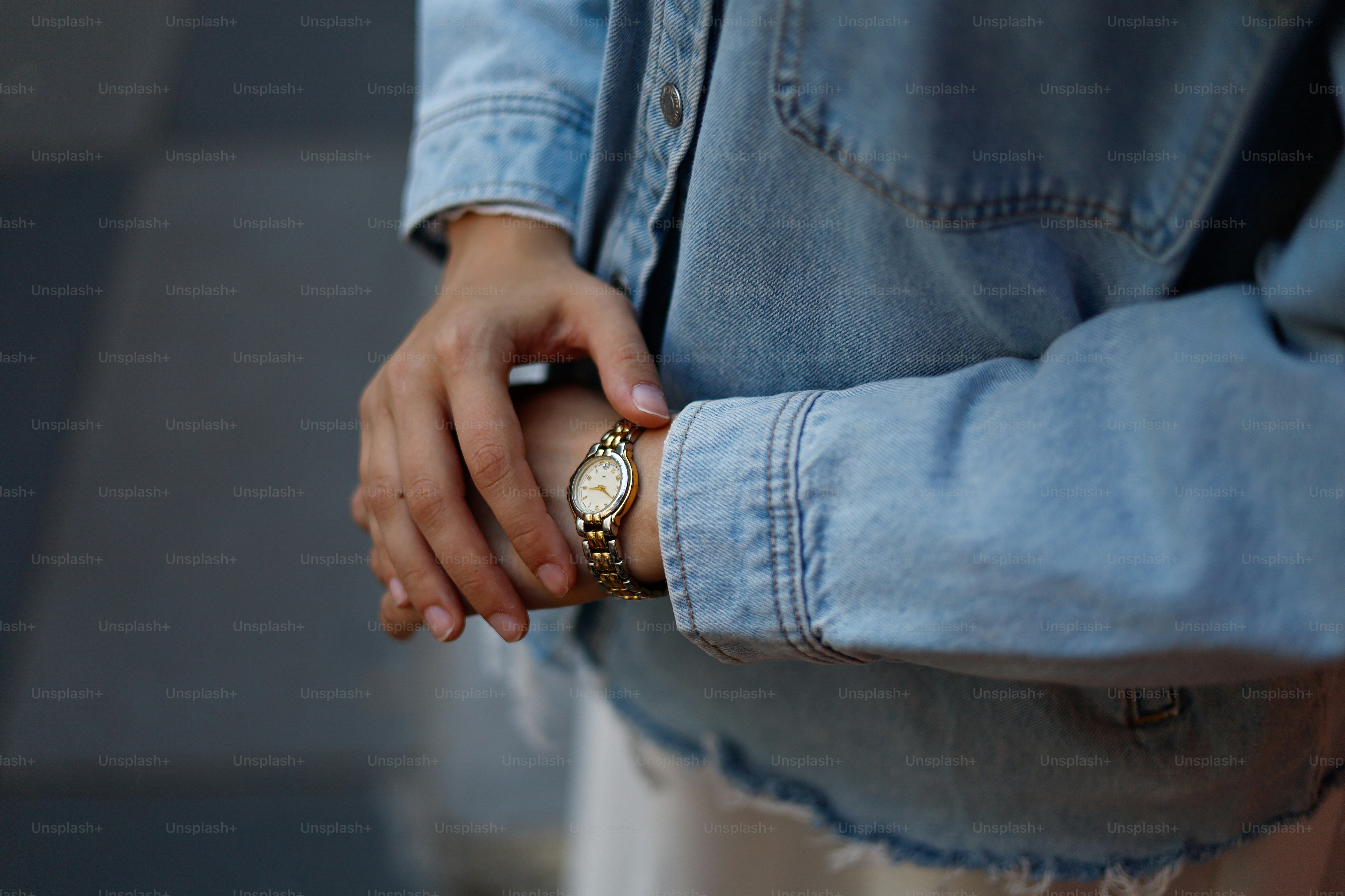 Una persona con un reloj en la muñeca foto – Imagen de Reloj en Unsplash