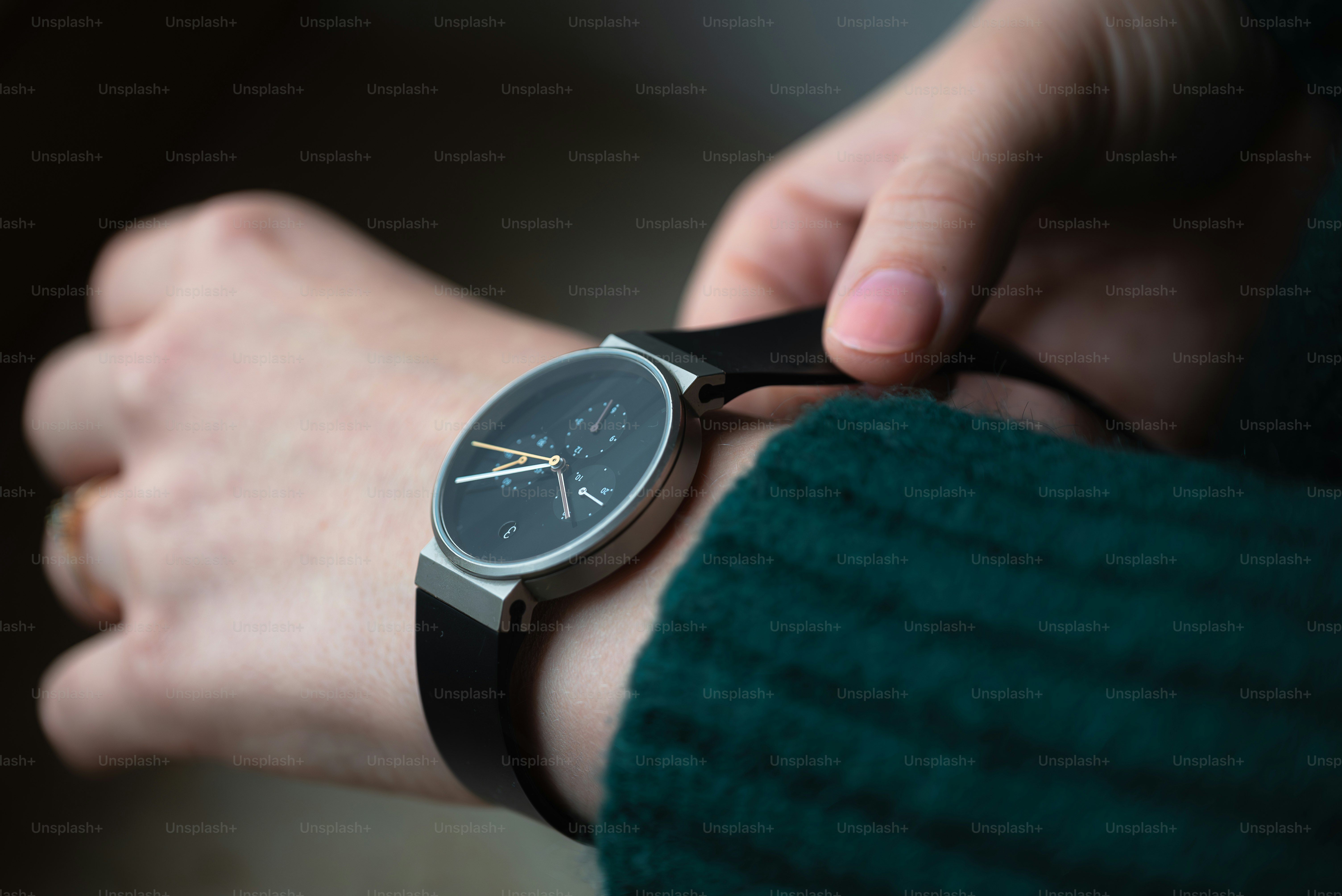 A close up of a person wearing a watch photo – Watches Image on Unsplash