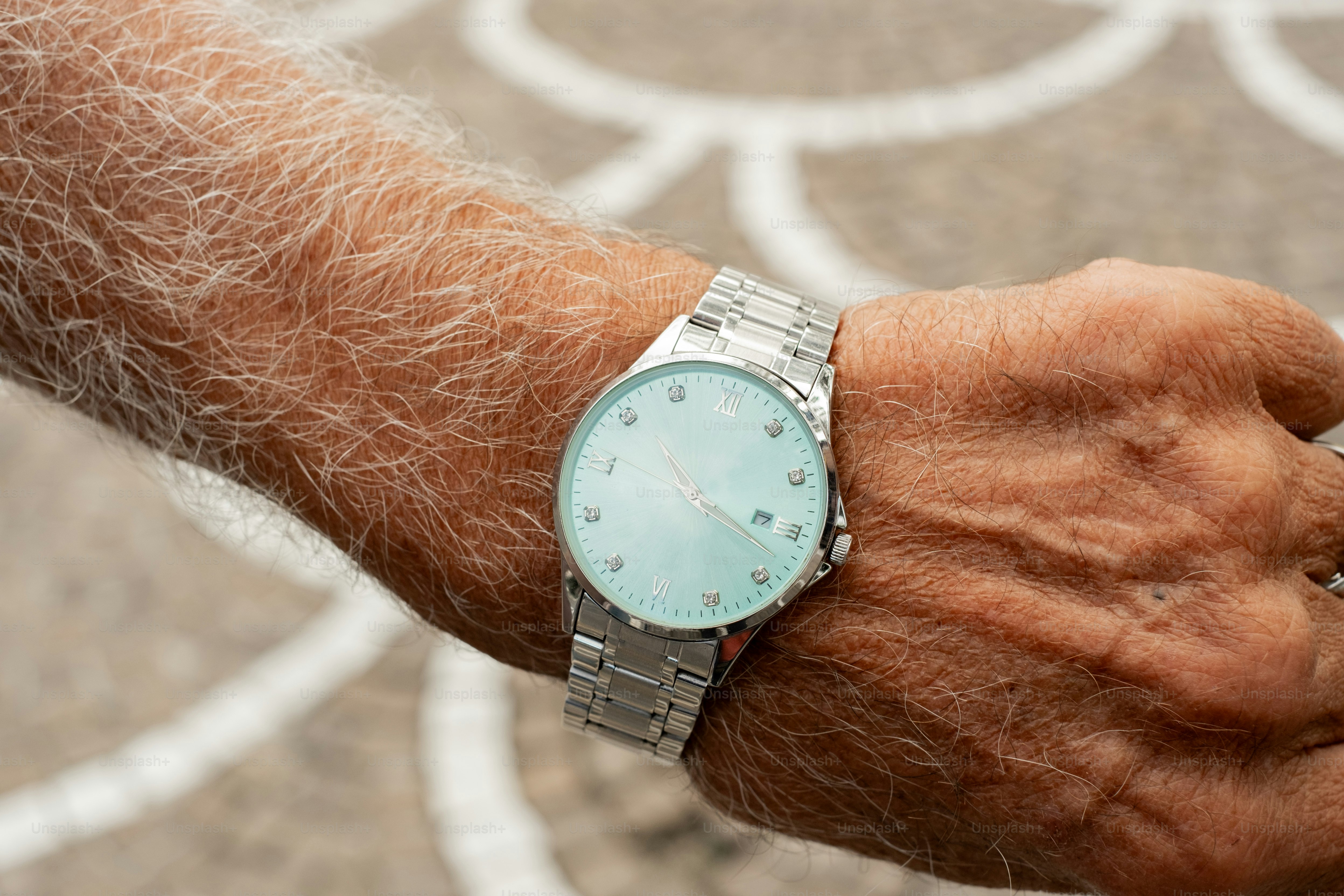 A man's hand with a watch on it photo – Watches Image on Unsplash