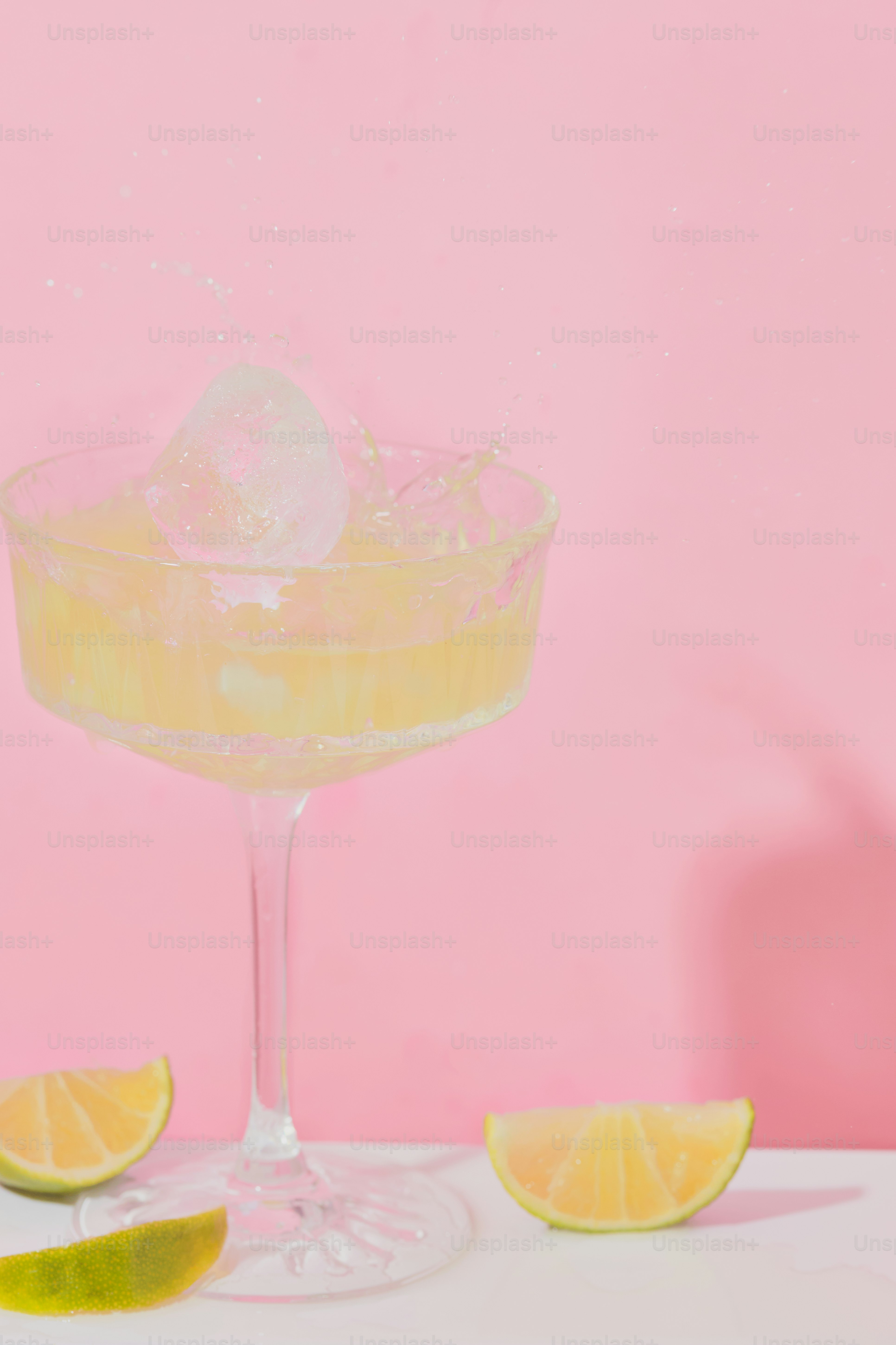 A glass filled with a lemon and a slice of lime photo – Splashes Image ...