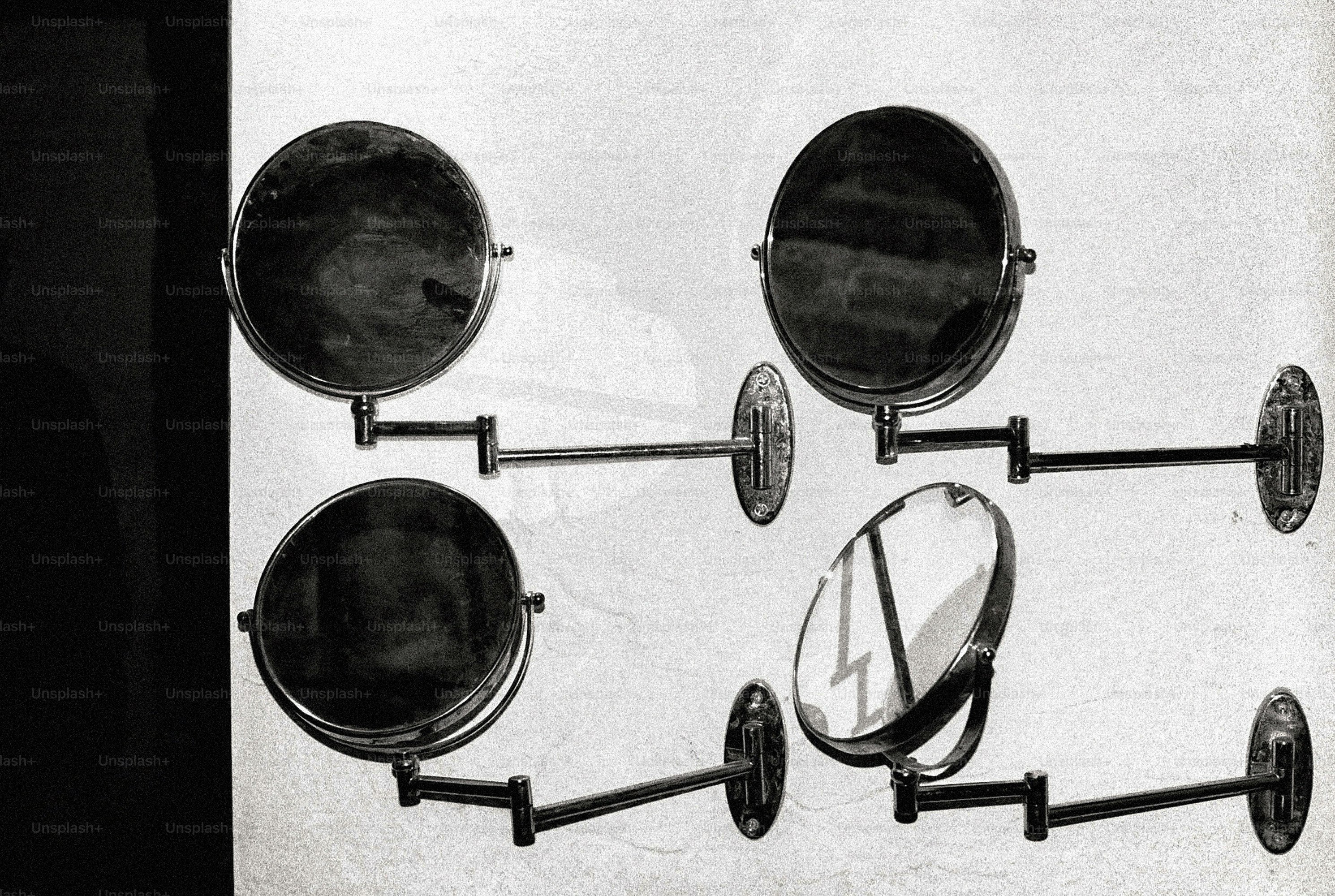 Una foto in bianco e nero di uno specchio montato a parete foto ...