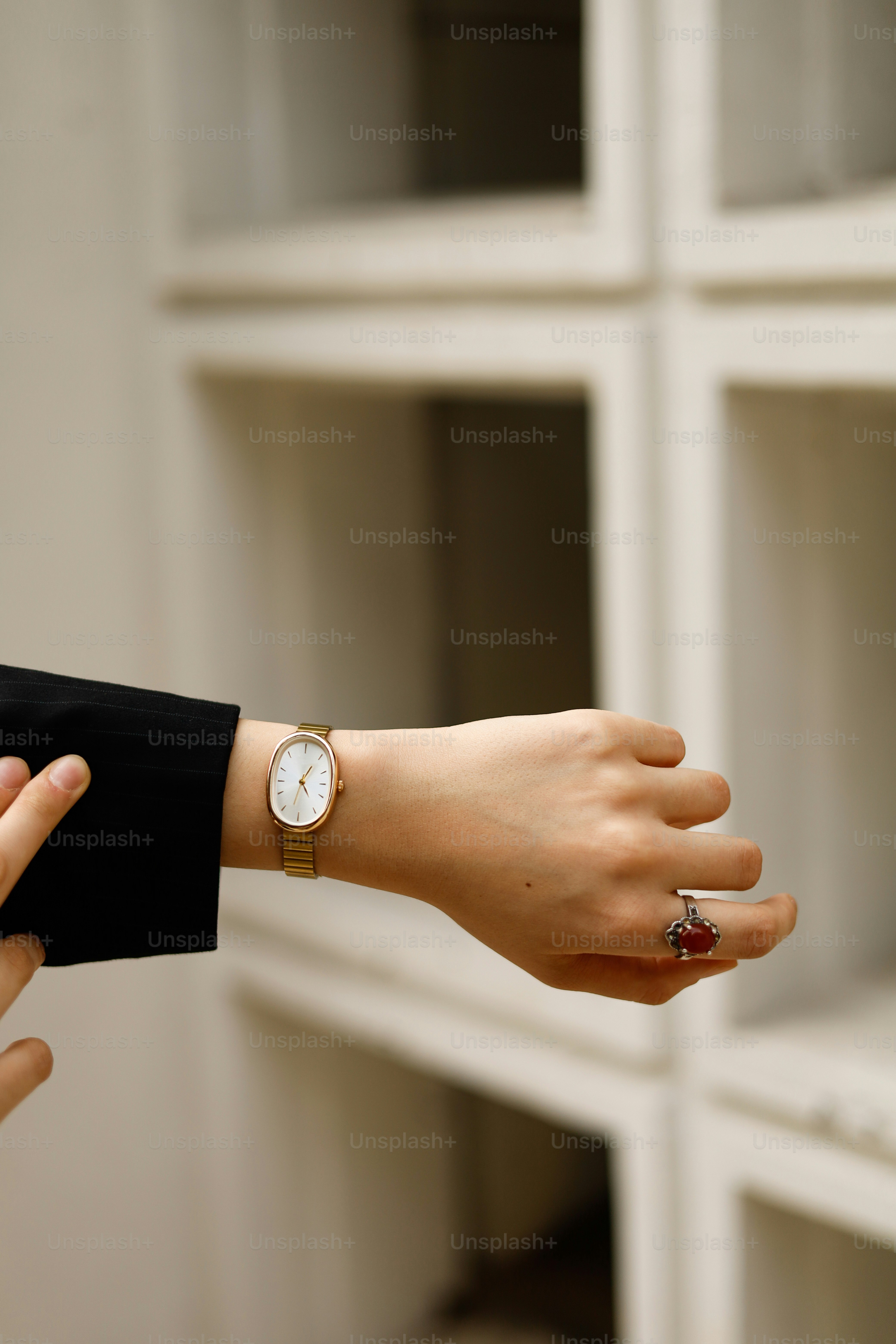 A woman's hand with a watch on her wrist photo – Timepiece Image on ...