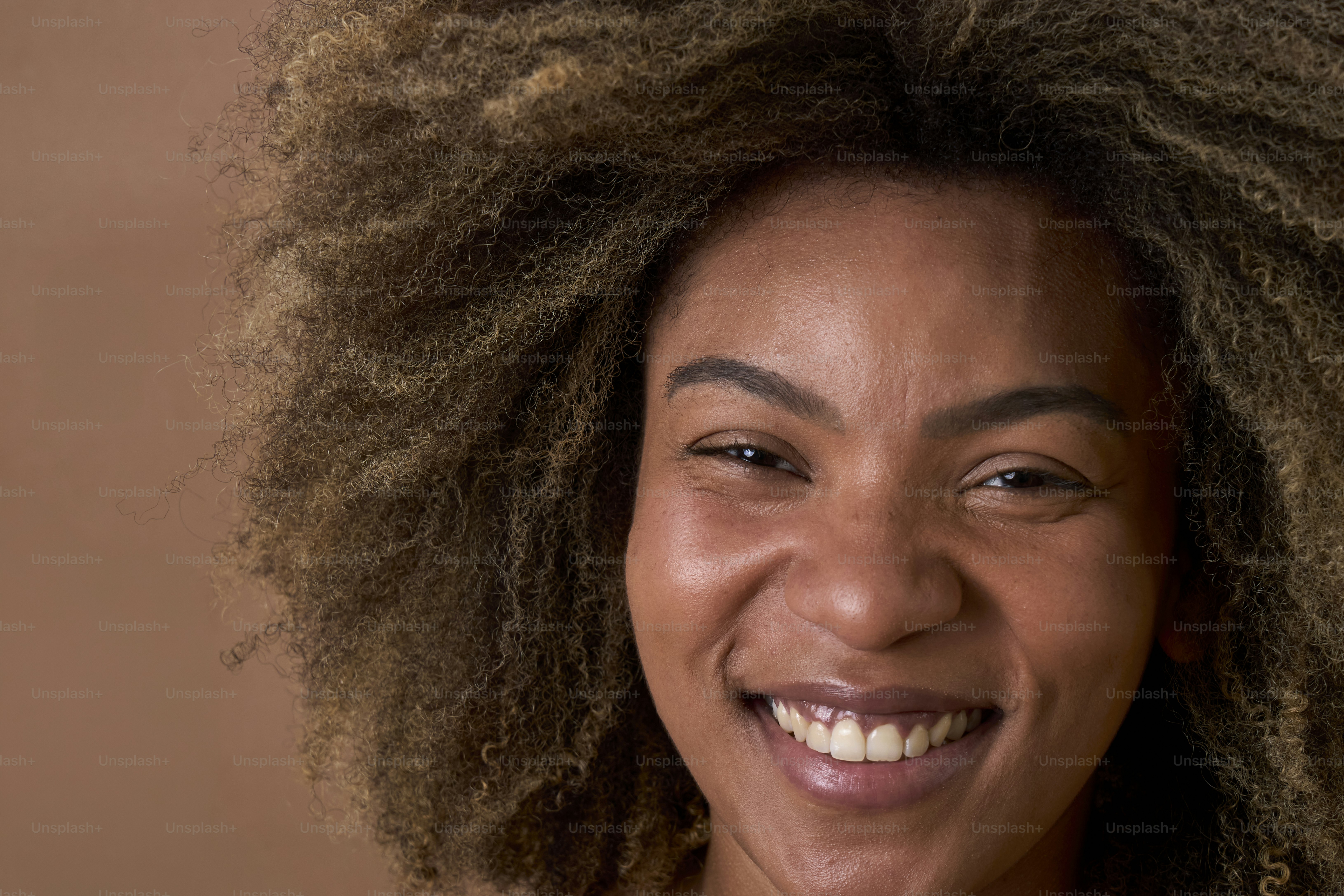 A close up of a person with a big smile photo – Minimalist portraits ...