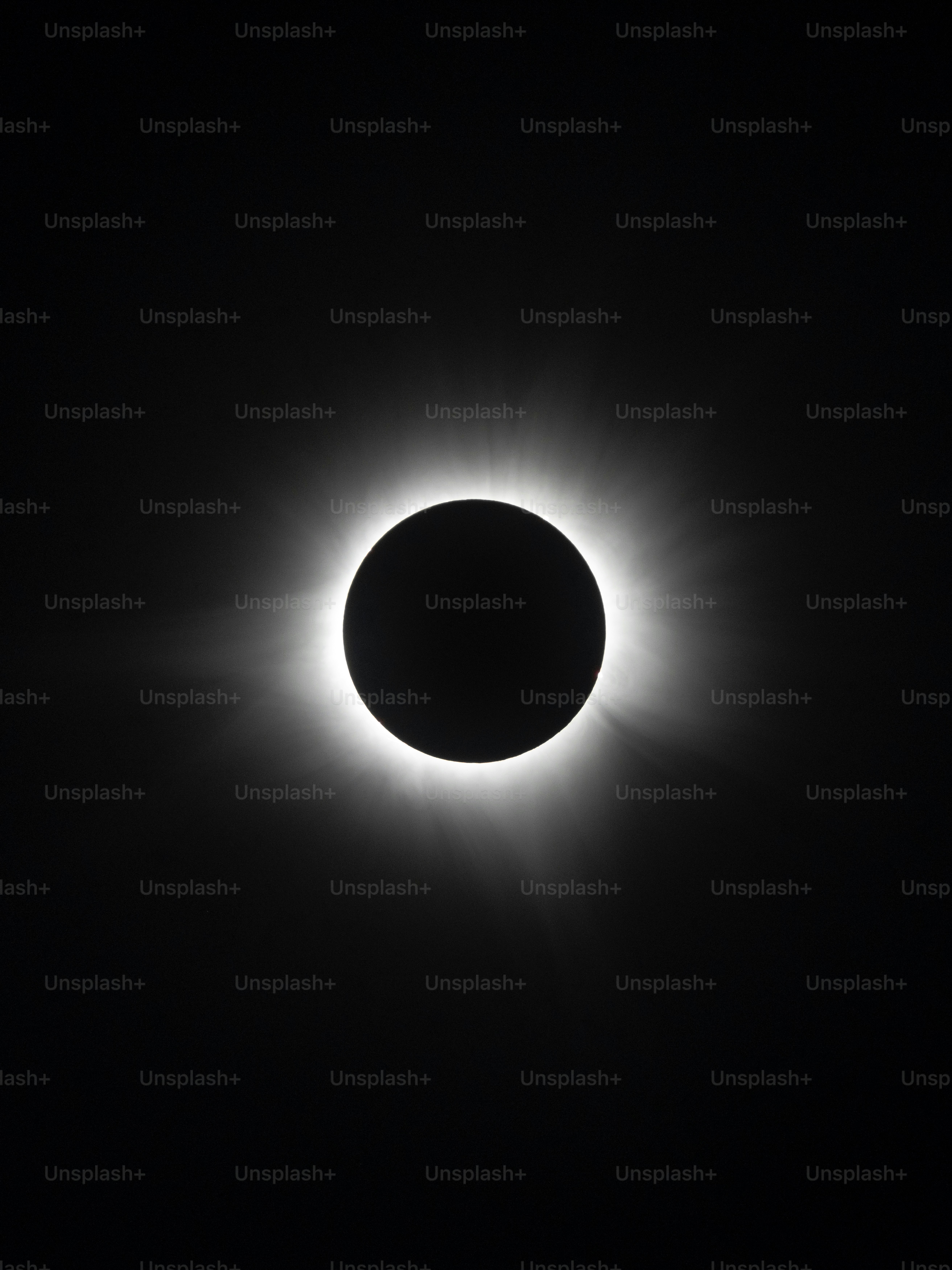 A solar eclipse is seen in the dark sky photo – Eclipse Image on Unsplash