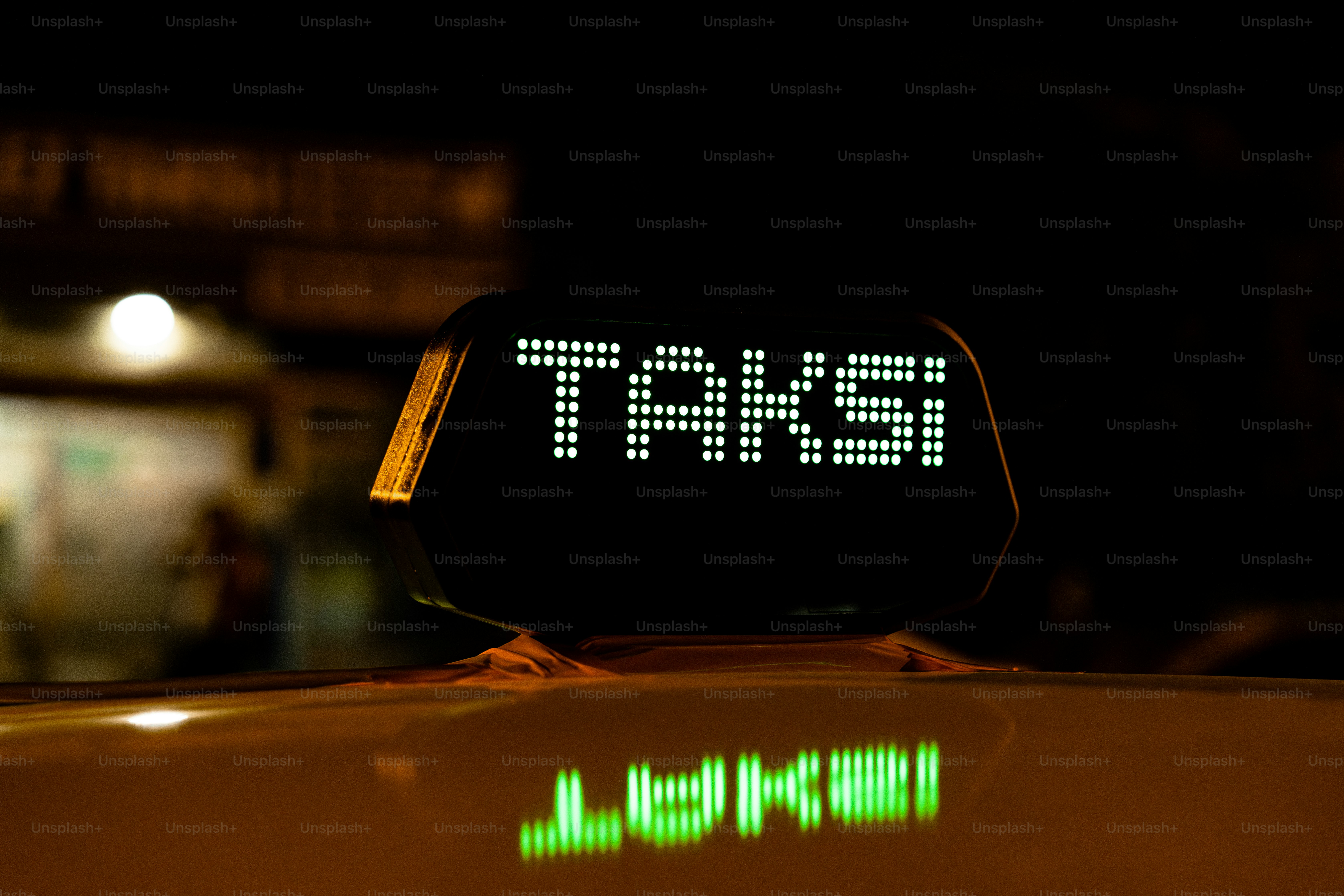 A taxi cab with the word taxi written on it photo – Taxi Image on Unsplash