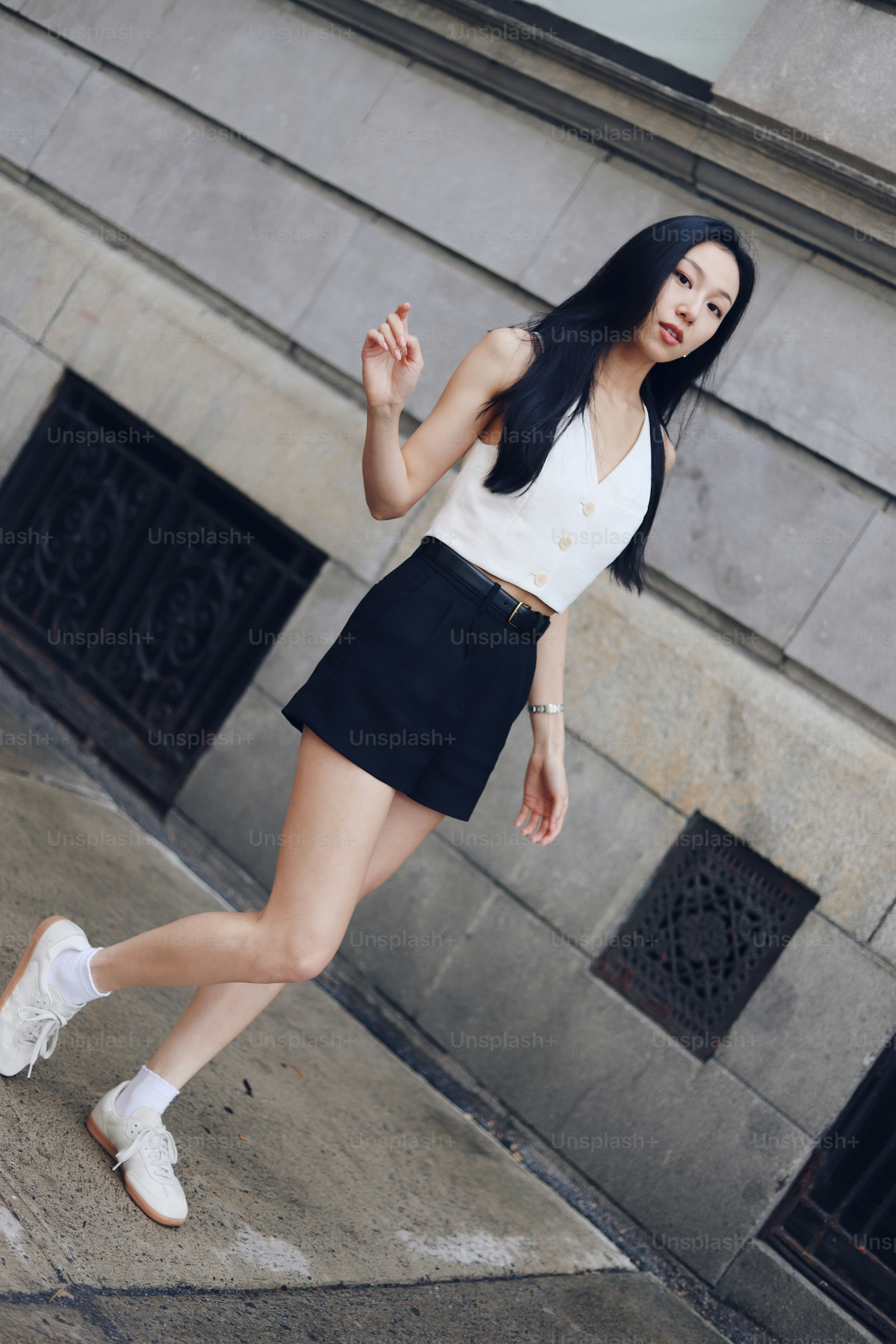 Une femme en haut noir et leggings photo – Image de Mode sur Unsplash