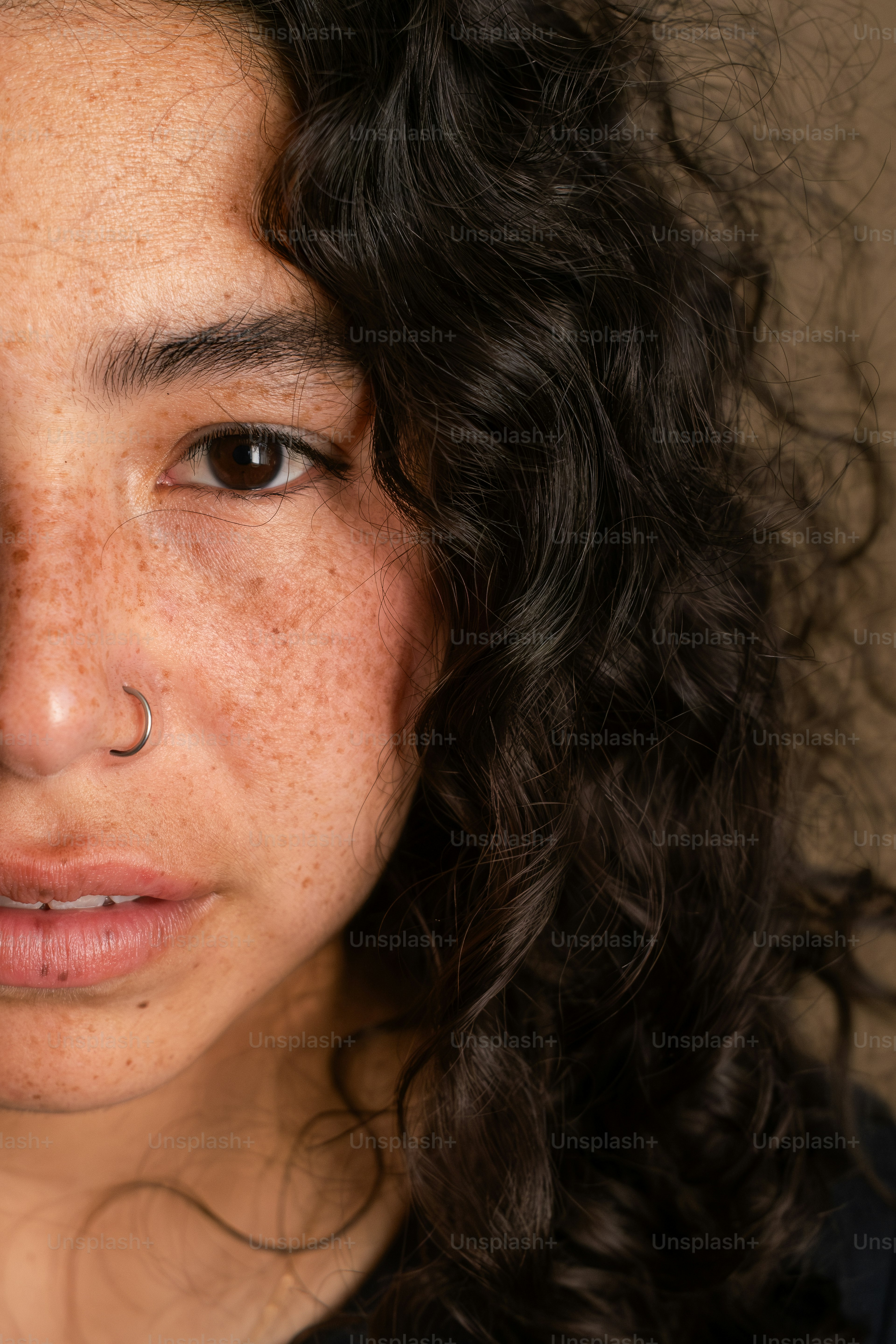 Un primer plano de una mujer con pecas en la cara foto – Imagen de ...