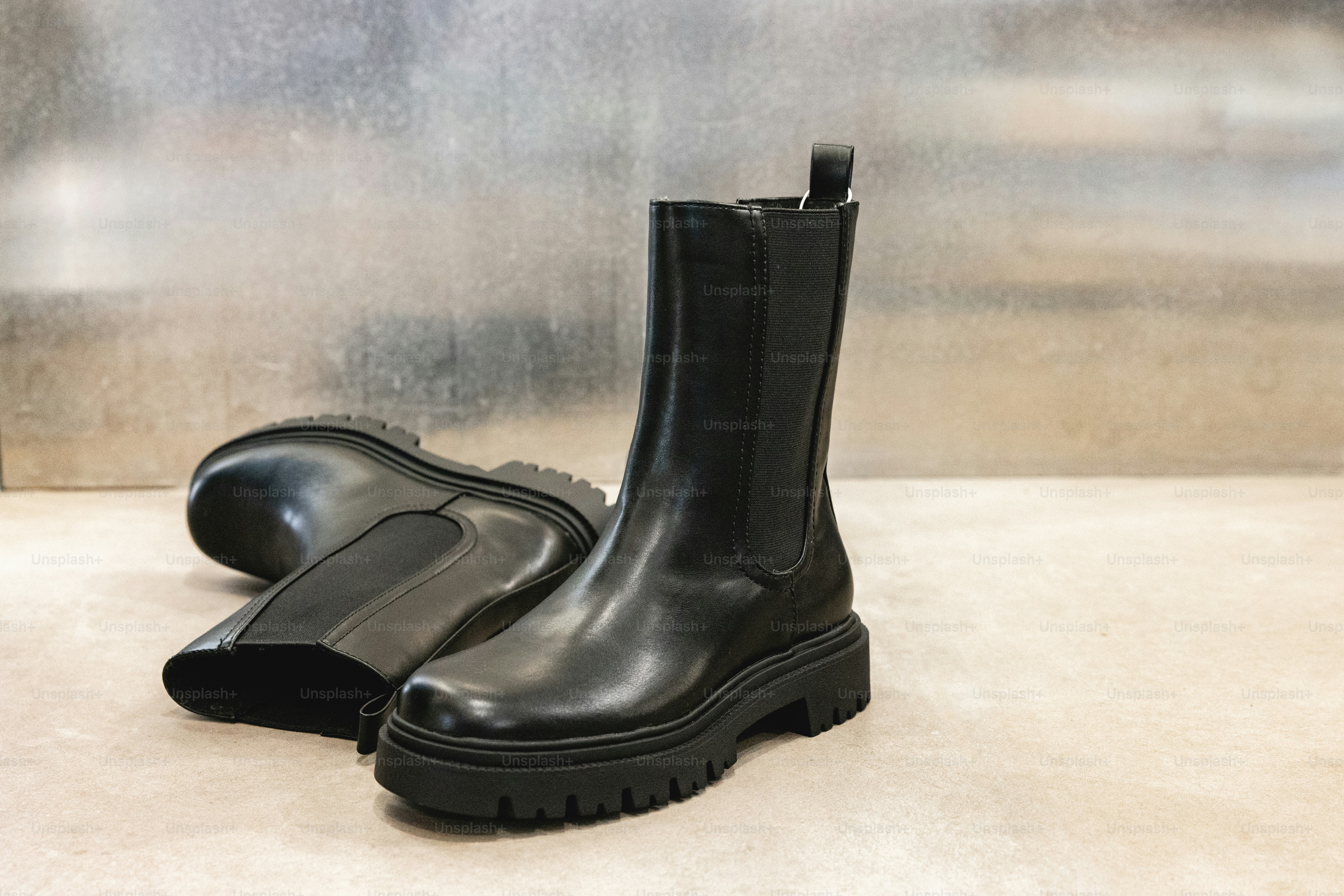 Un par de botas negras sobre un suelo blanco foto – Imagen de Botas en ...