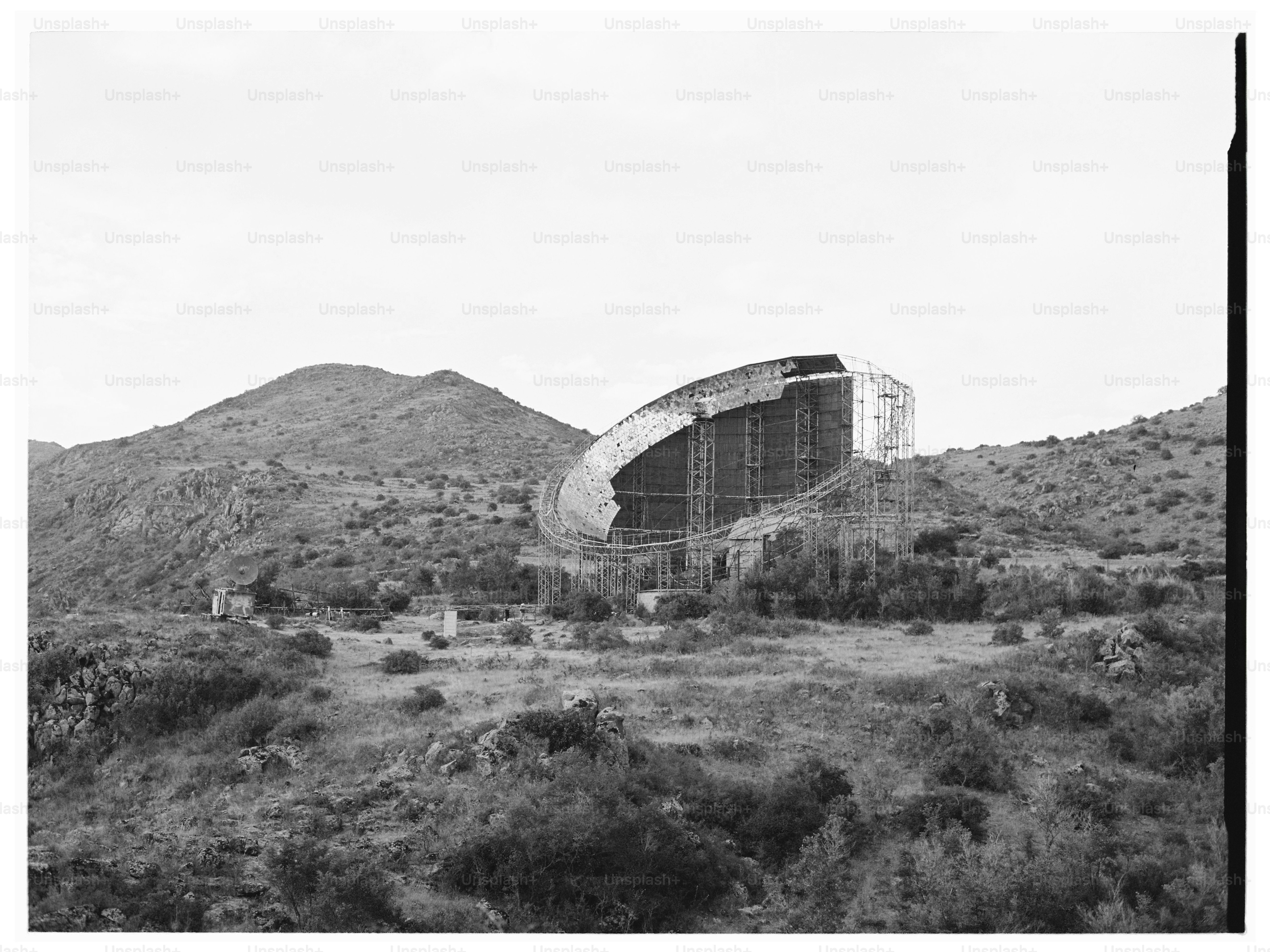 Una foto en blanco y negro de un edificio en una colina foto – Imagen de Película en Unsplash