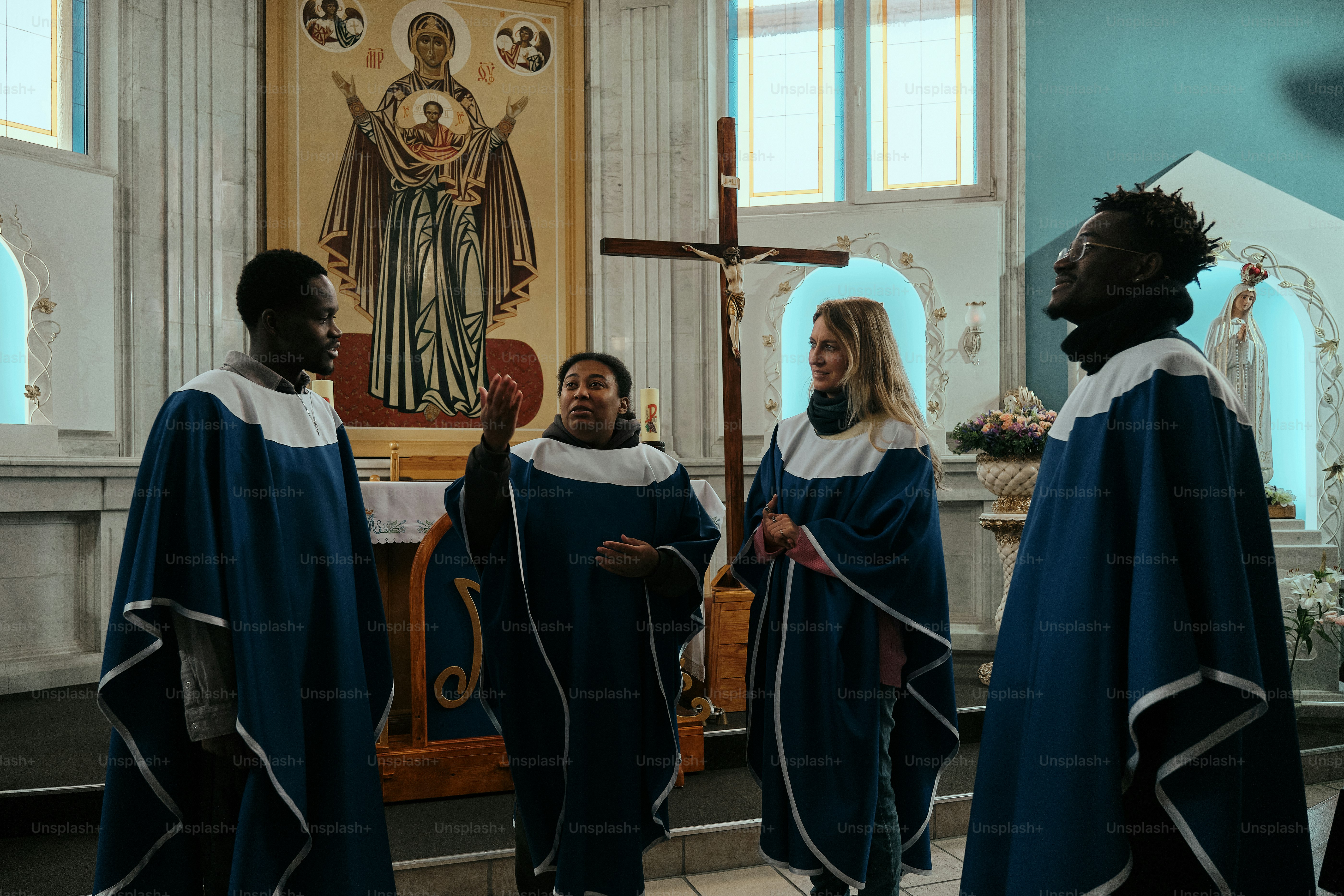 A group of people standing in a church photo – Church Image on Unsplash