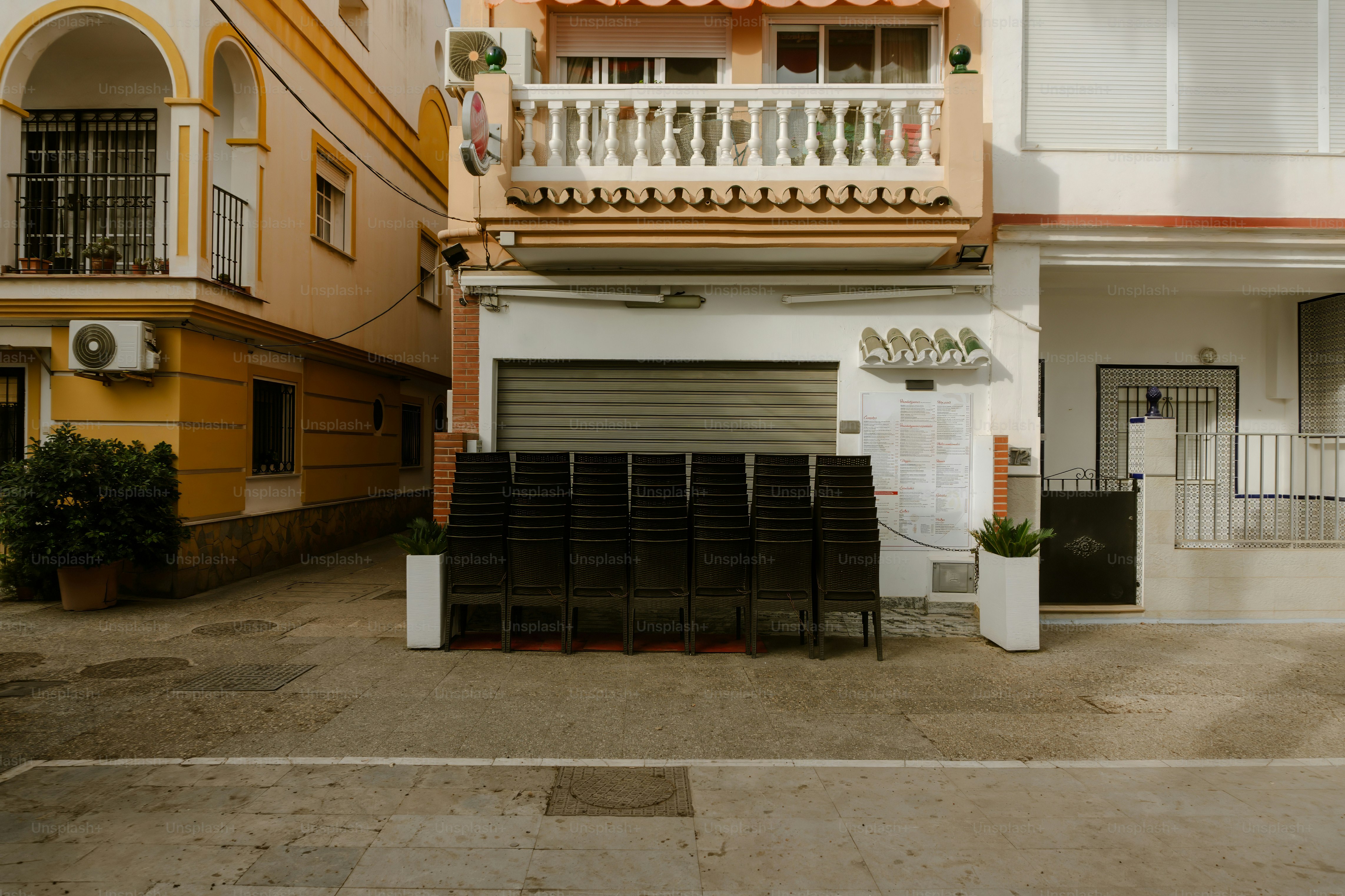 Un edificio blanco con balcón y balcones foto – Imagen de Viajar en ...