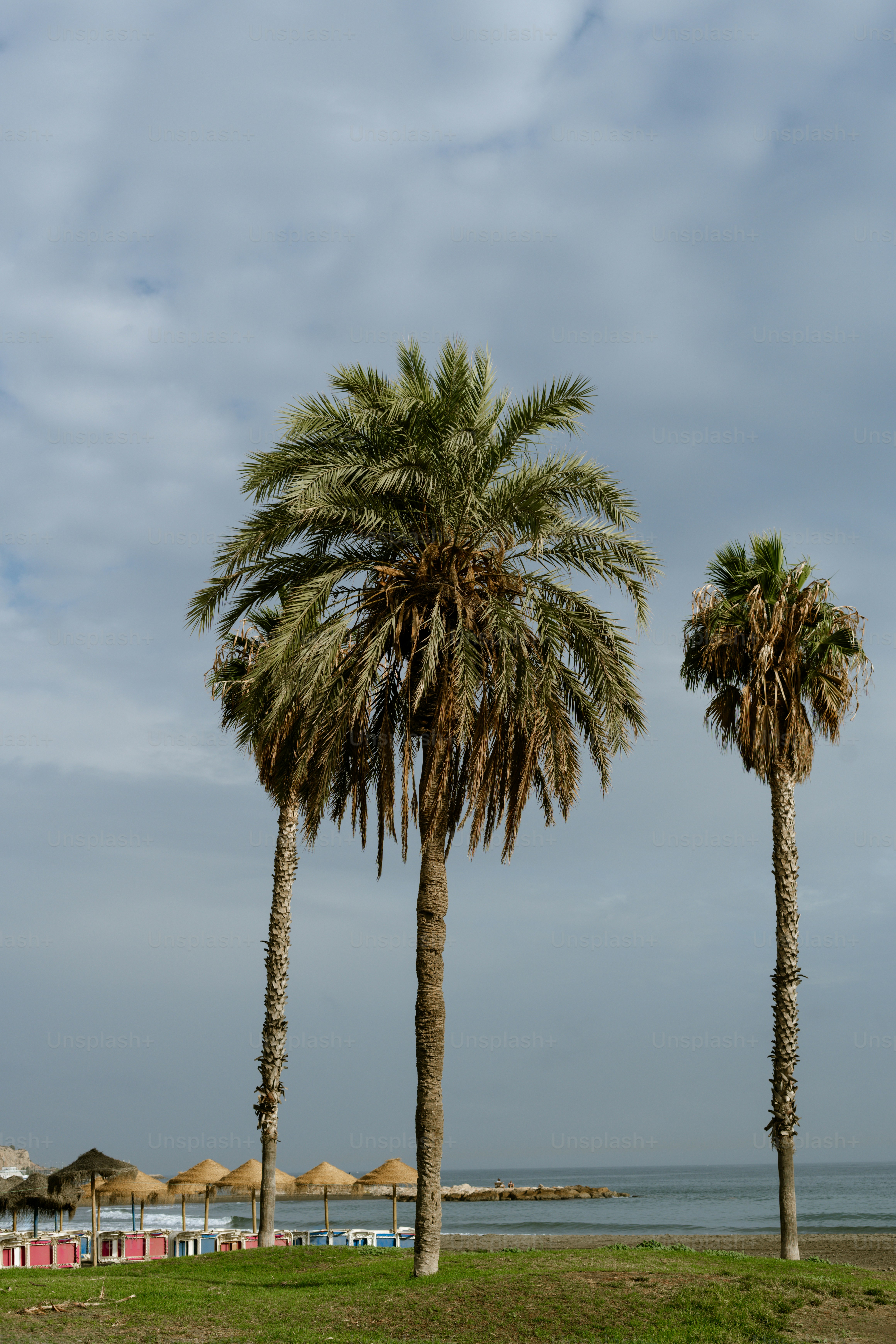Un edificio blanco con balcón y balcones foto – Imagen de Viajar en ...