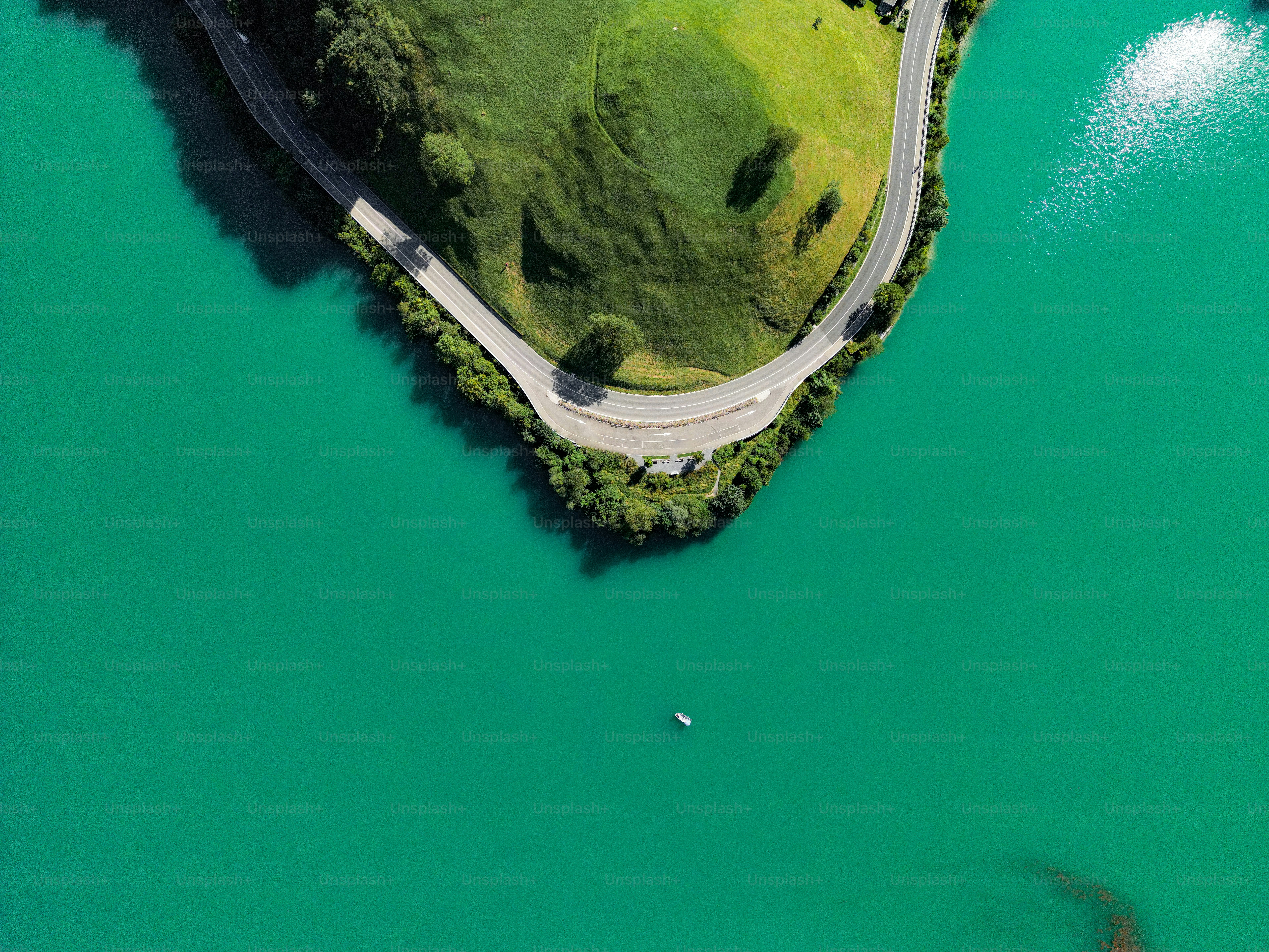 A bird's eye view of a lake and a road photo – Lungern Image on Unsplash