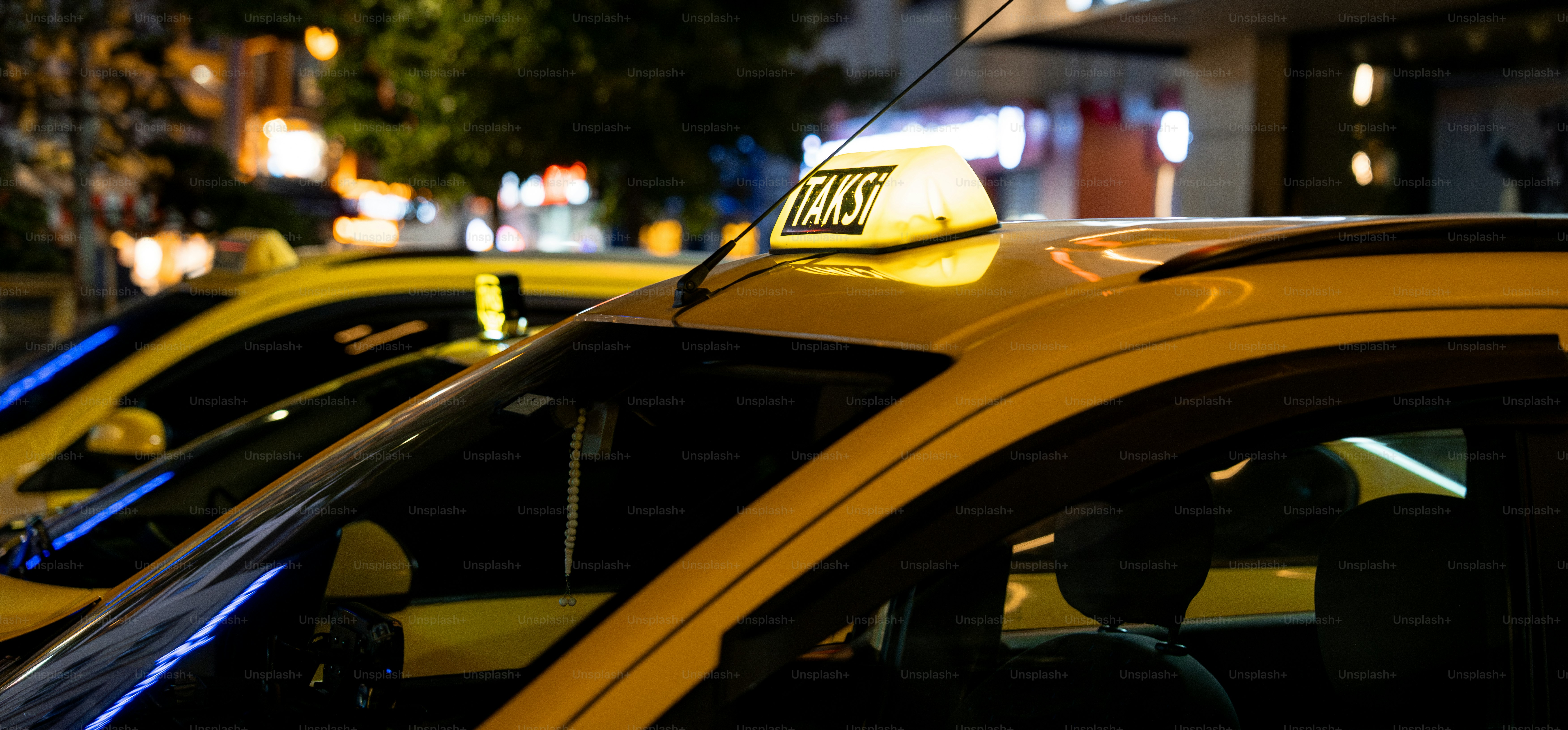 A row of taxi cabs parked next to each other photo – Taxi Image on Unsplash