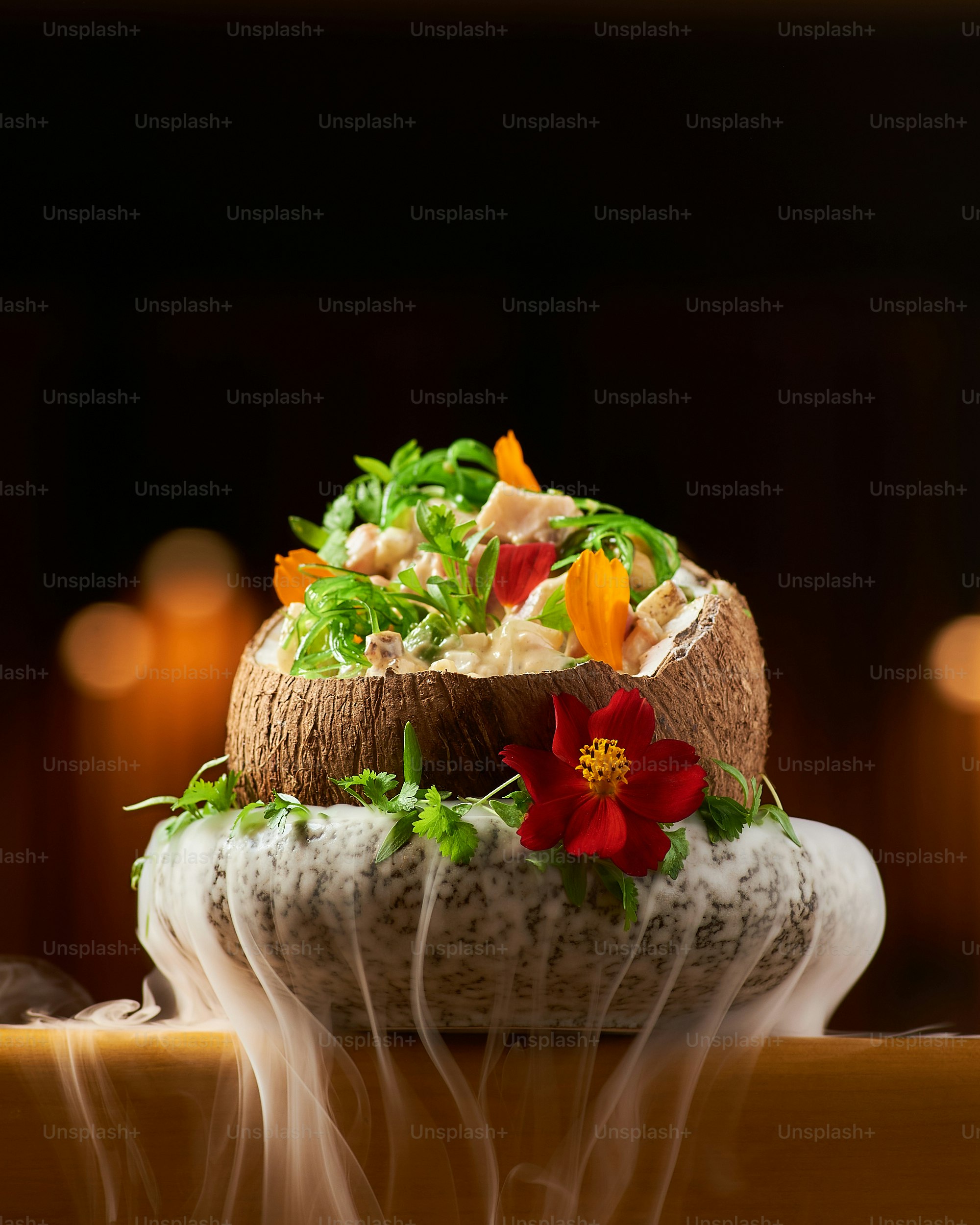 Uma tigela de comida sentada em cima de uma mesa foto – Imagem sobre ...