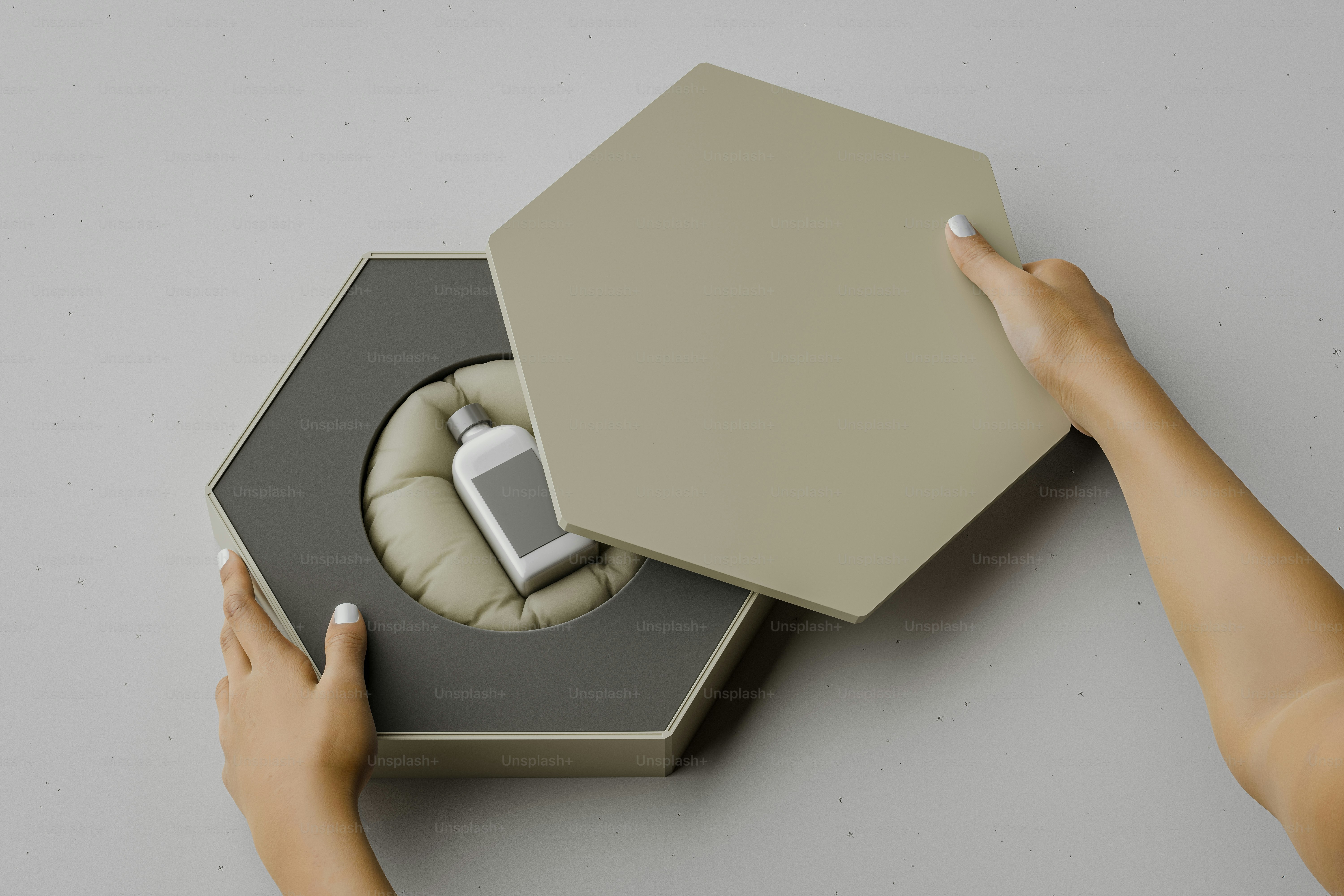 Una persona que sostiene un control remoto en la mano foto – Imagen de ...