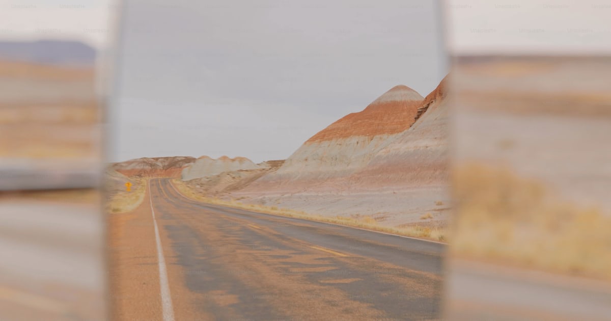 La Vista De Un Automóvil De Una Carretera A Través De Un Espejo