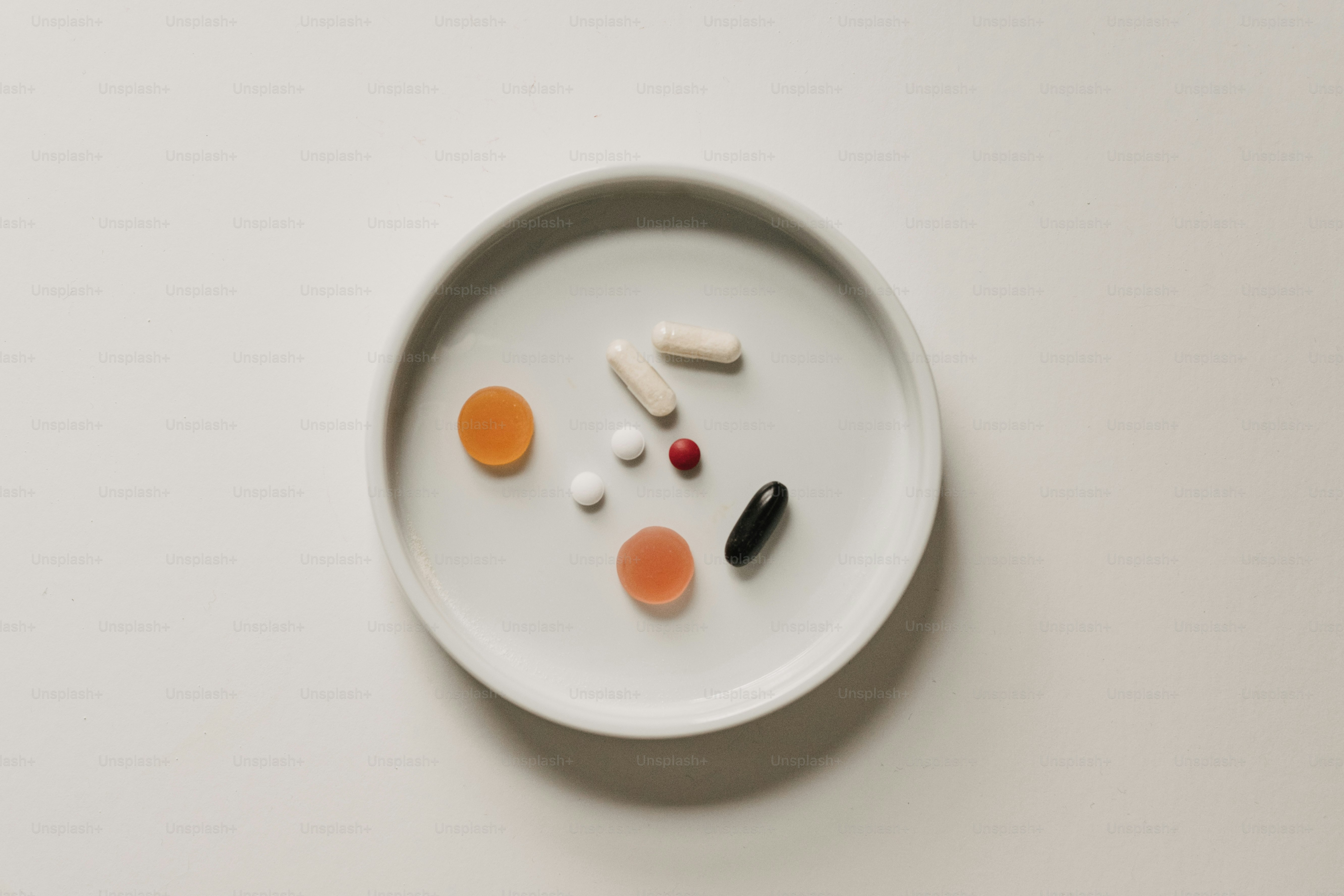 A plate with pills and pills on it photo – Tablets Image on Unsplash
