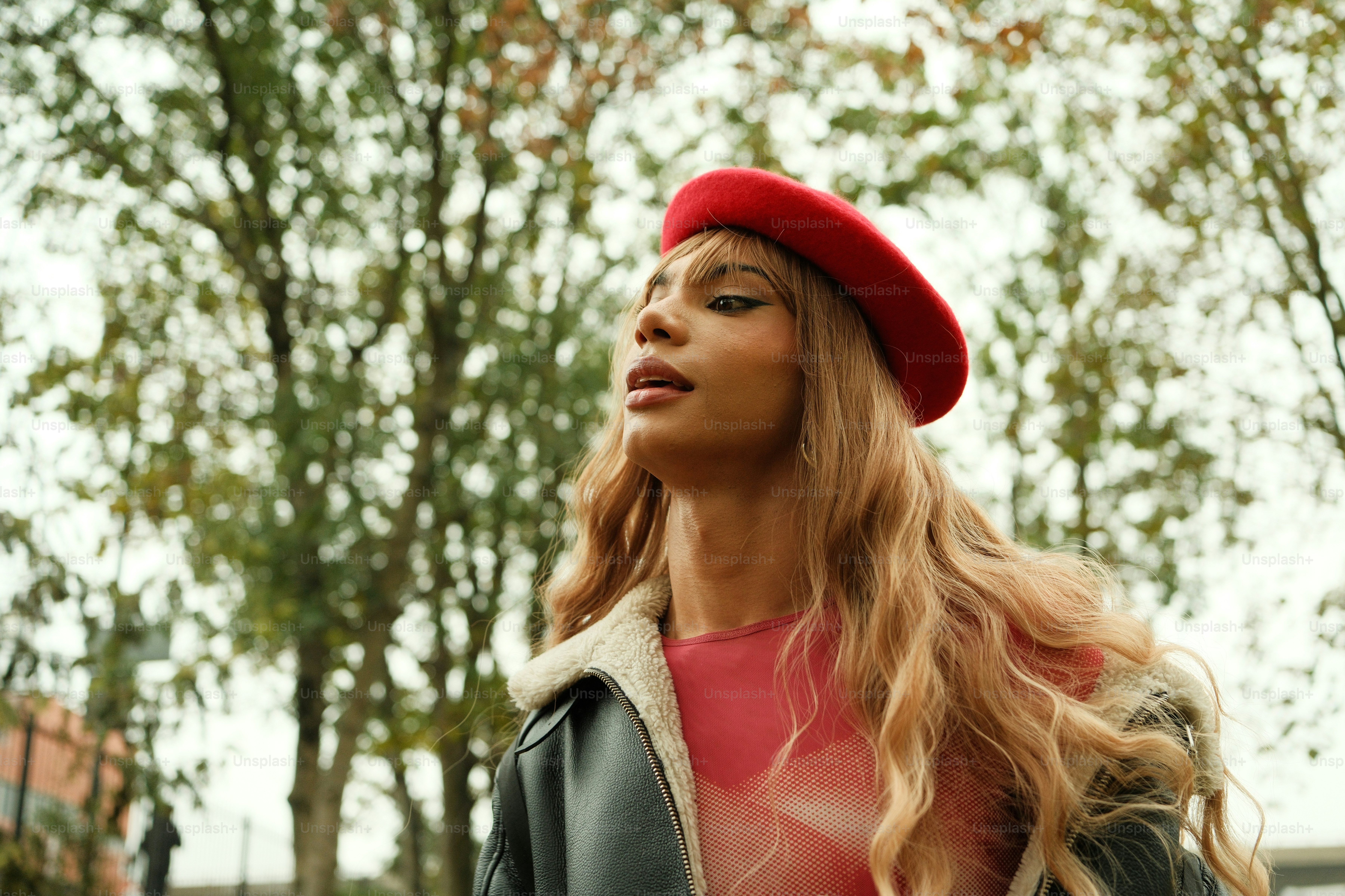 A woman with long hair wearing a red hat photo – Portrait Image on Unsplash