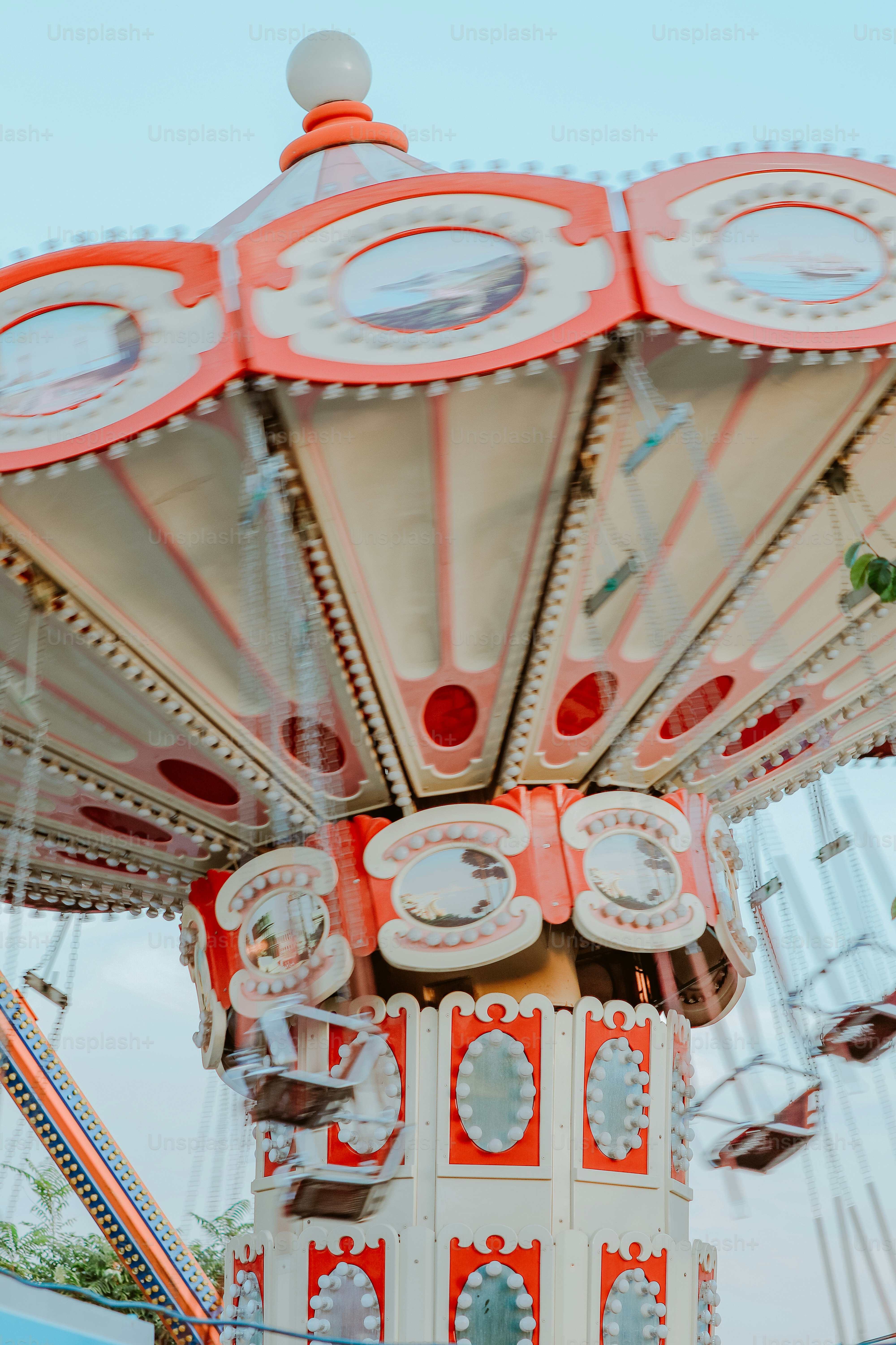 A close up of a merry go round at a carnival photo – Fairground ride ...