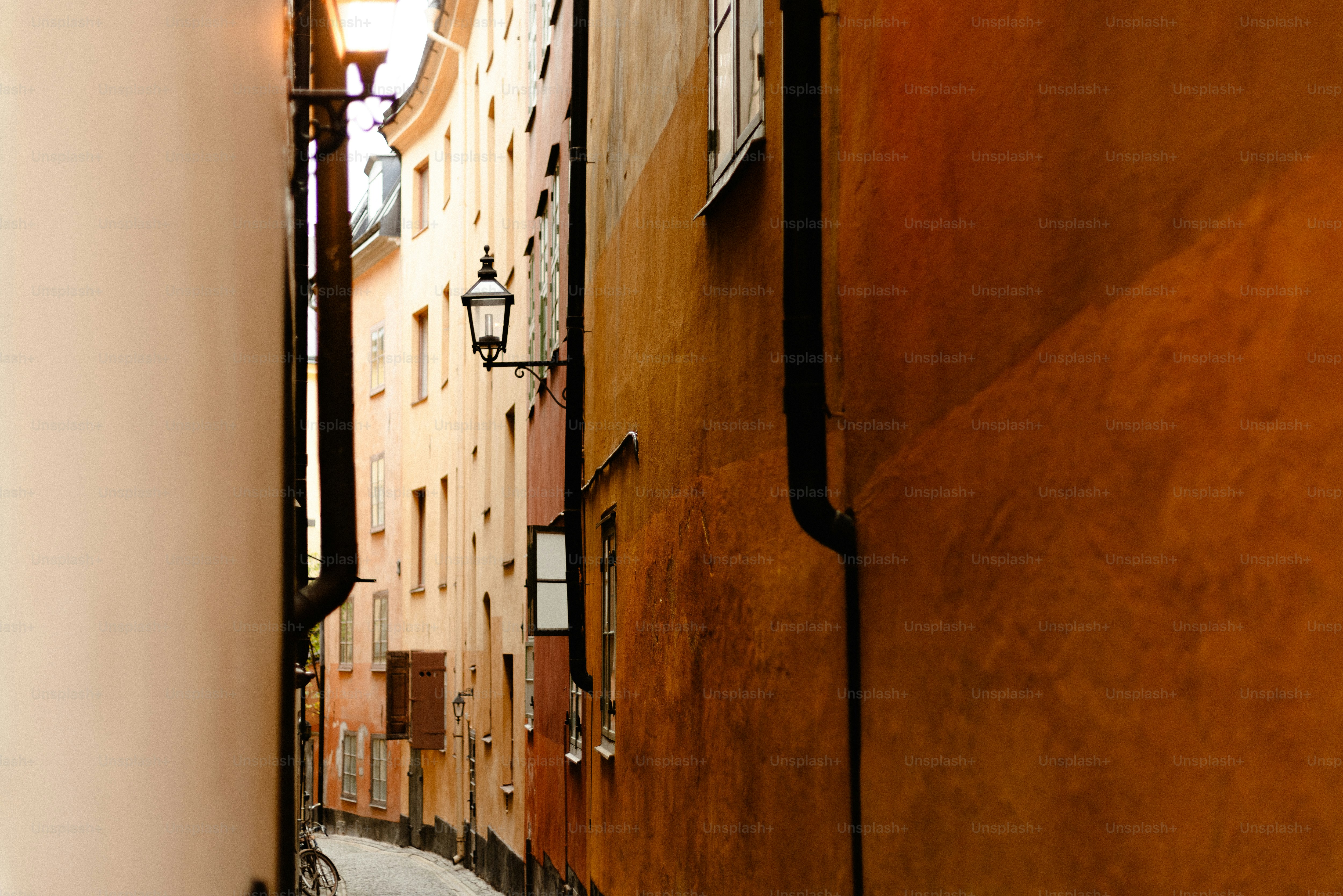 Un callejón estrecho con un reloj en la pared foto – Imagen de Viajar ...