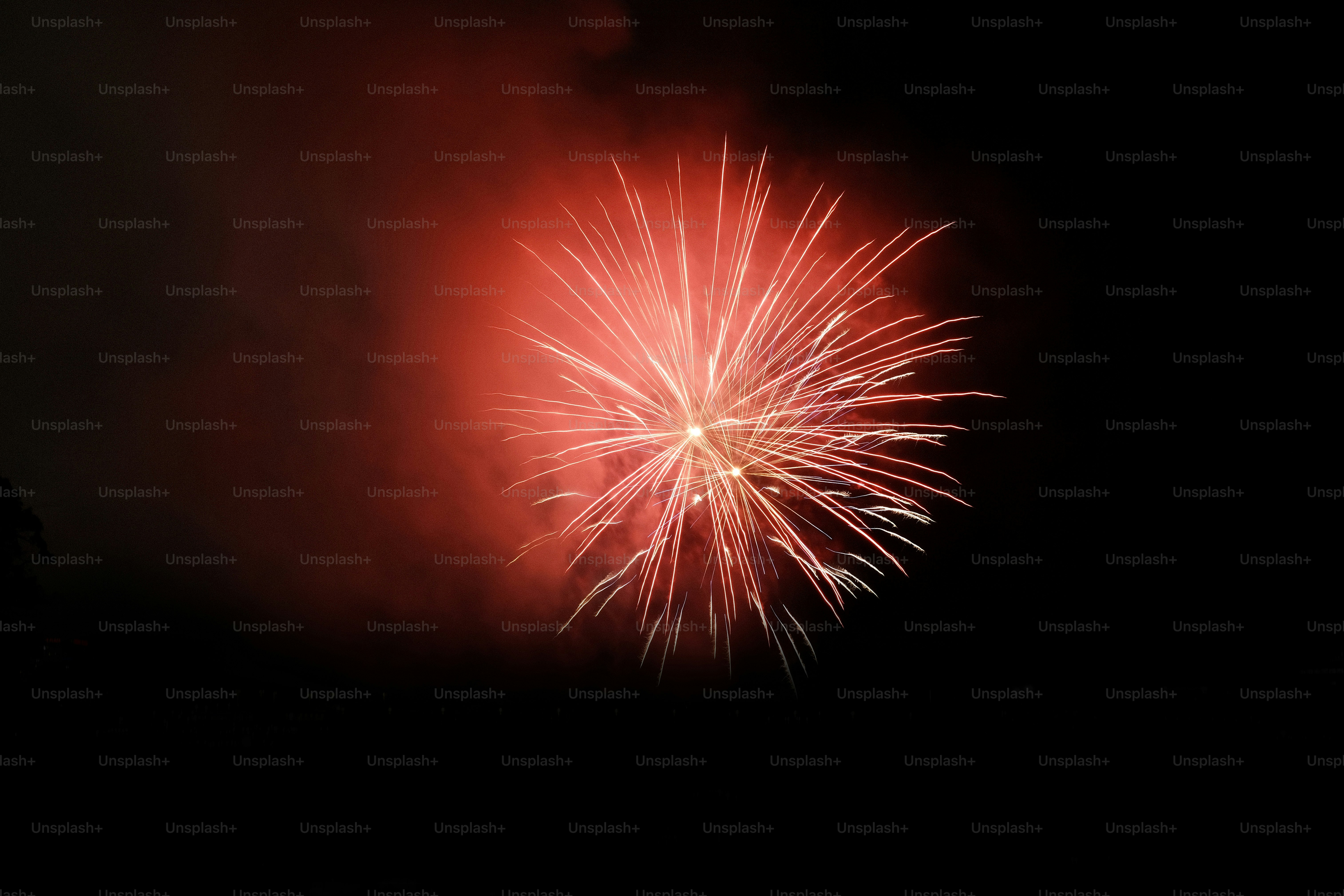 Fuegos artificiales rojos y blancos en el cielo nocturno foto – Imagen ...