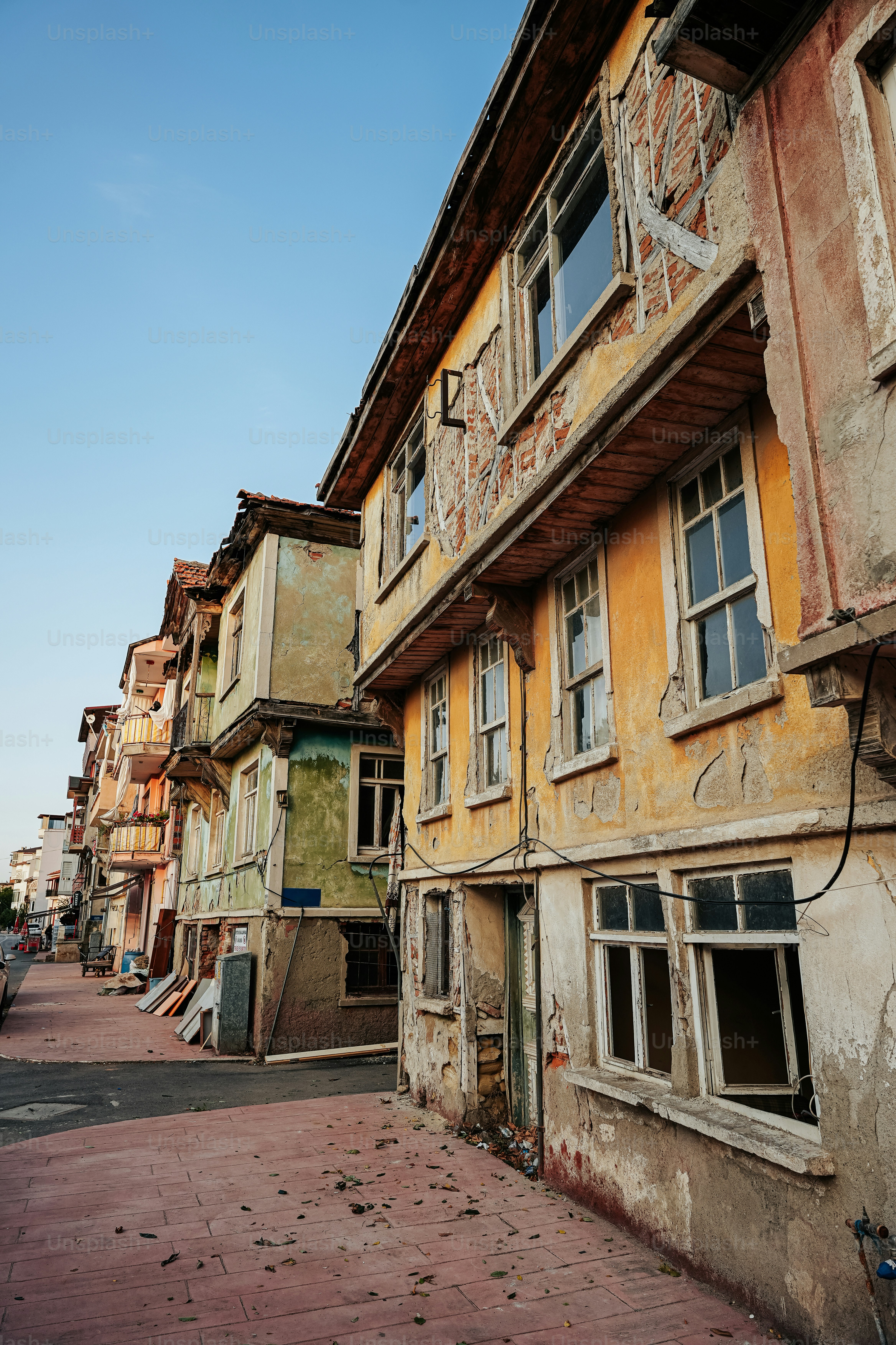 An old run down building on a street corner photo – Urban Image on Unsplash