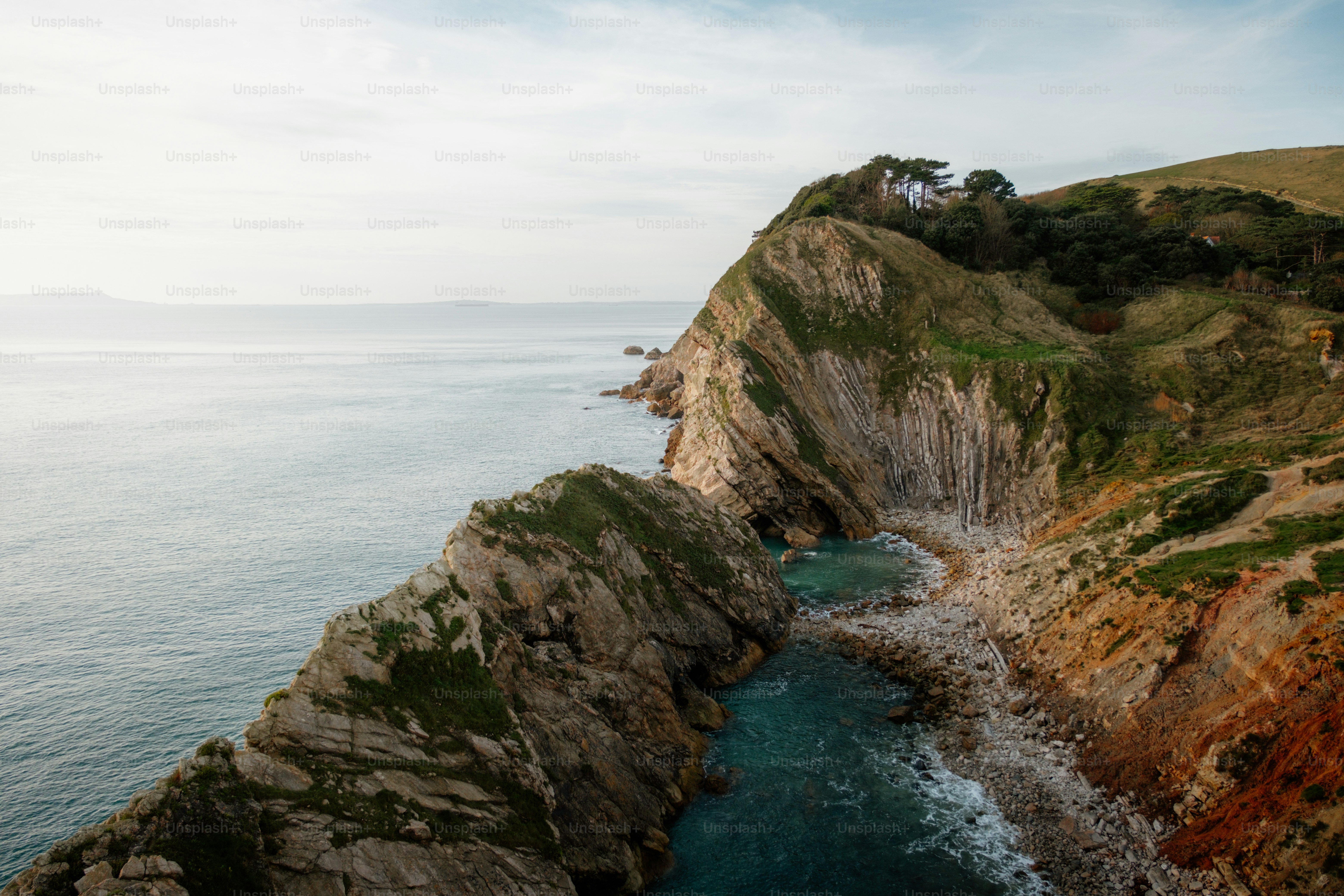 Une vue aérienne d’un littoral rocheux avec un plan d’eau photo – Image ...