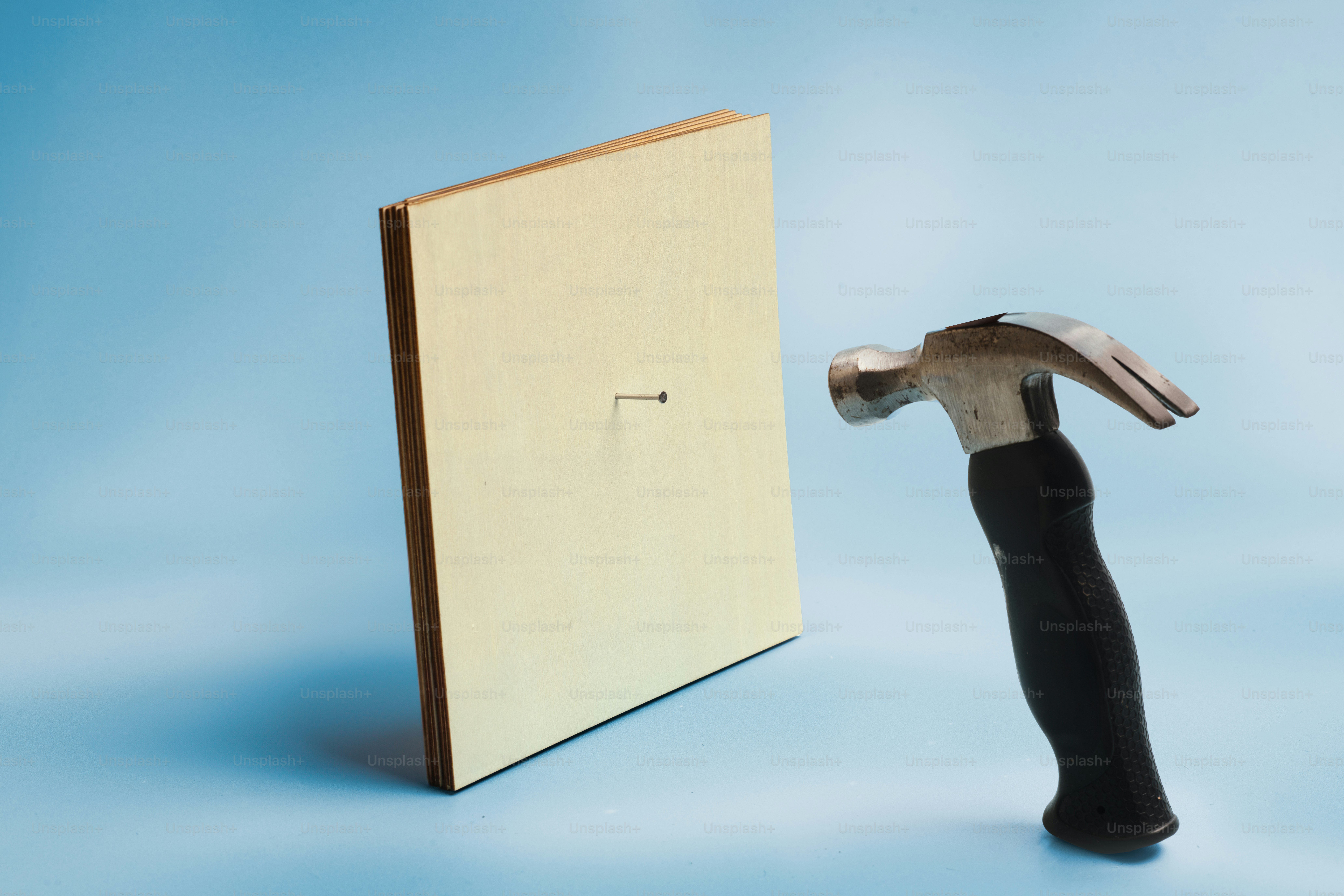 A hammer hitting an open door with a hammer photo – Power Image on Unsplash