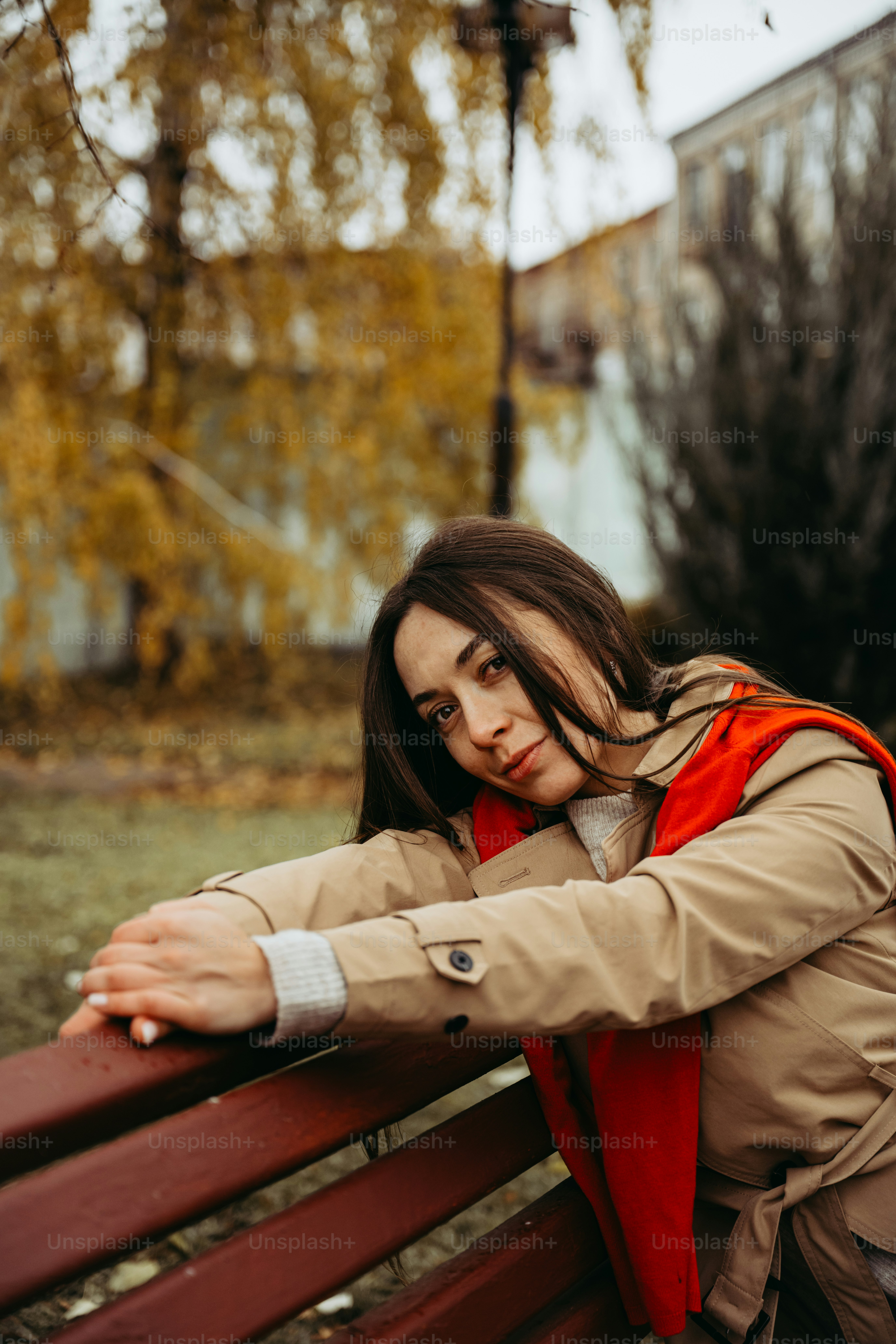 A woman leaning on a wooden bench in a park photo – Ugc Image on Unsplash