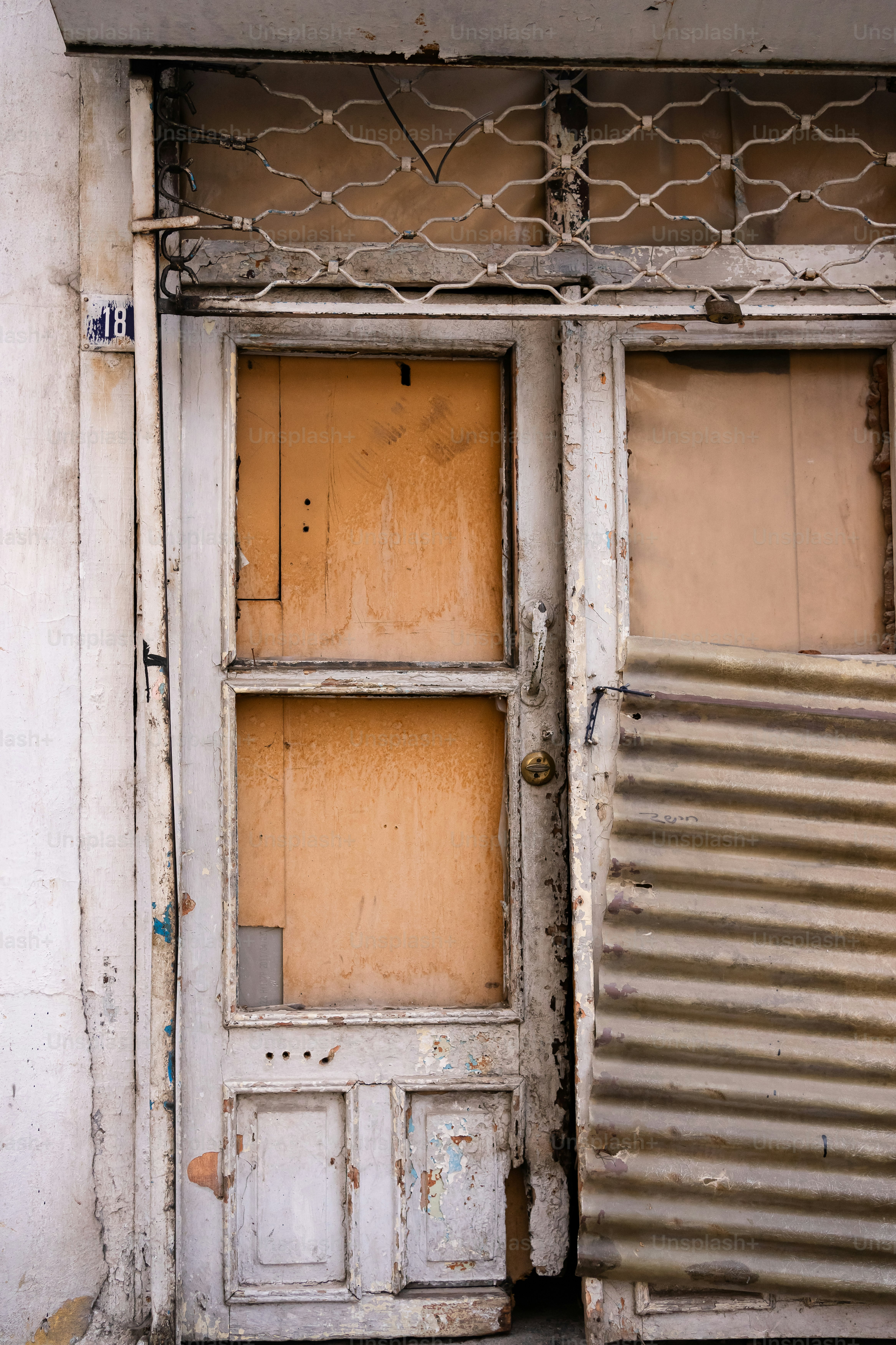 An old run down building with a rusty door photo – Plant Image on Unsplash